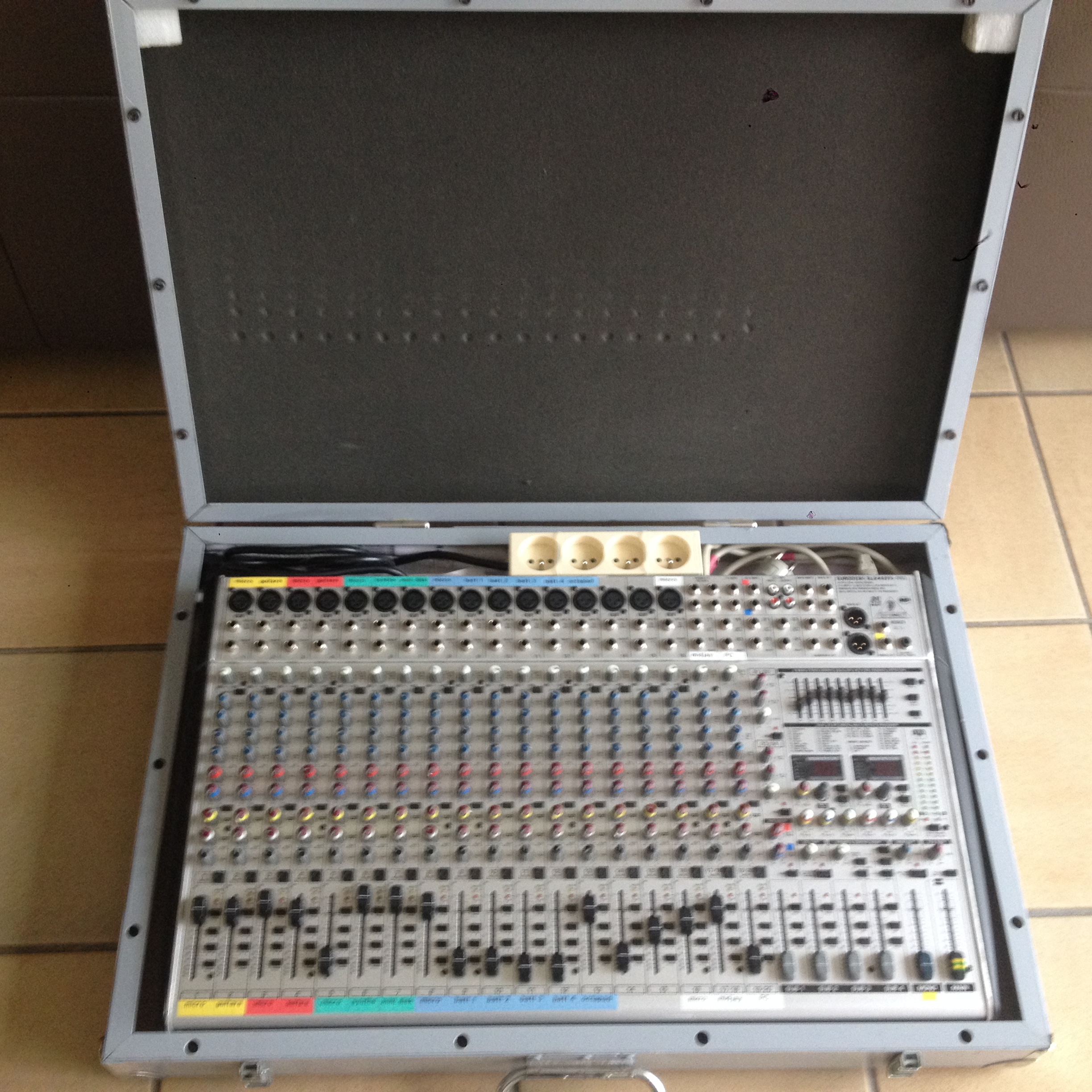 EURODESK SL2442FX-PRO - Behringer Eurodesk SL2442FX-PRO - Audiofanzine