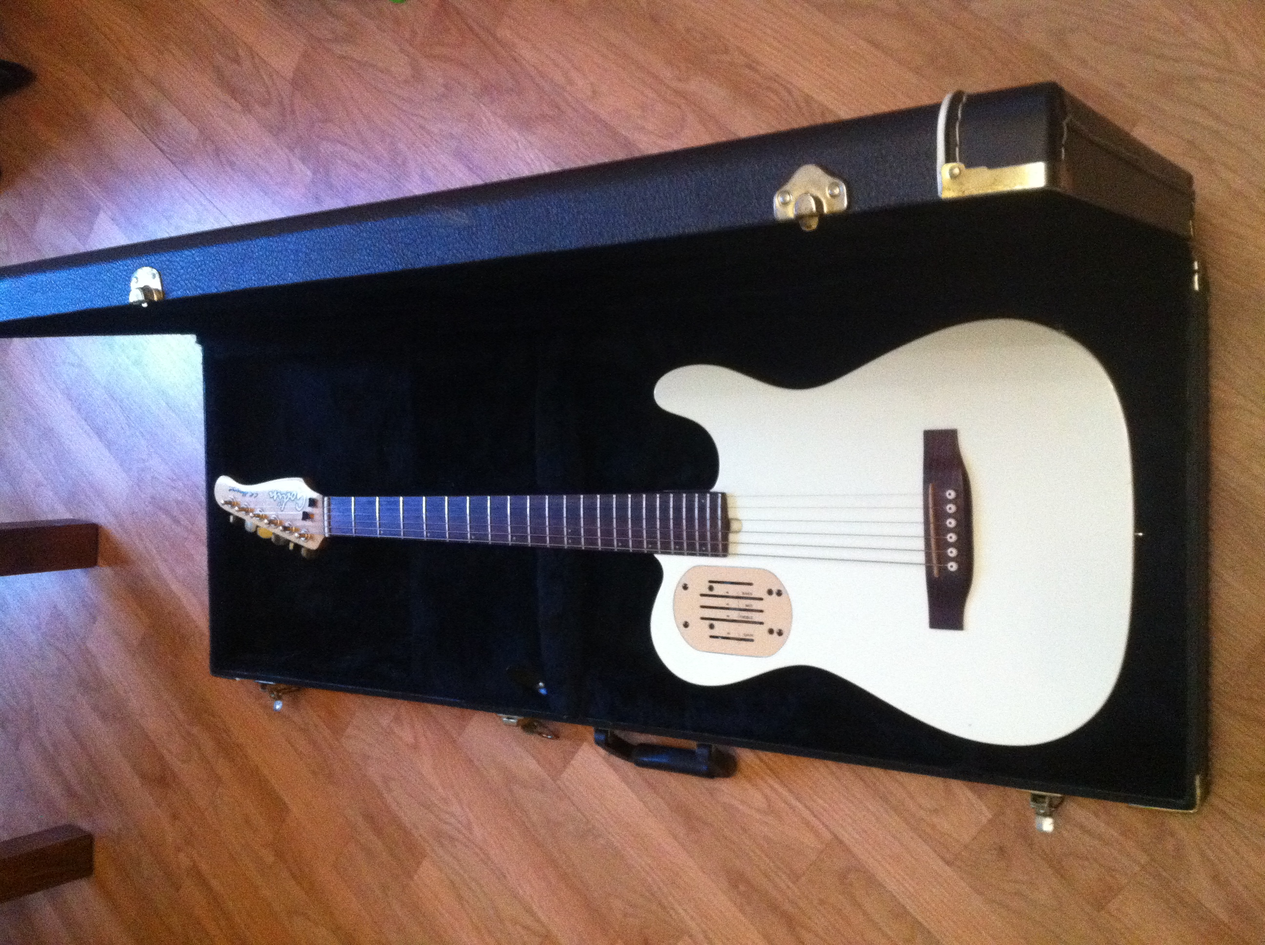 Godin Acousticaster image (#317302) - Audiofanzine