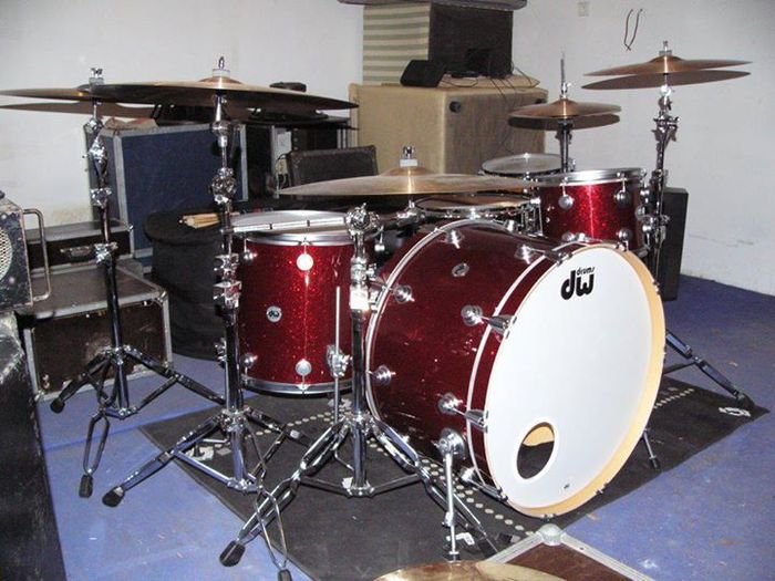 Dw Drums Collectors Series Ruby Glass Satin Chrome Hardware Image 640939 Audiofanzine