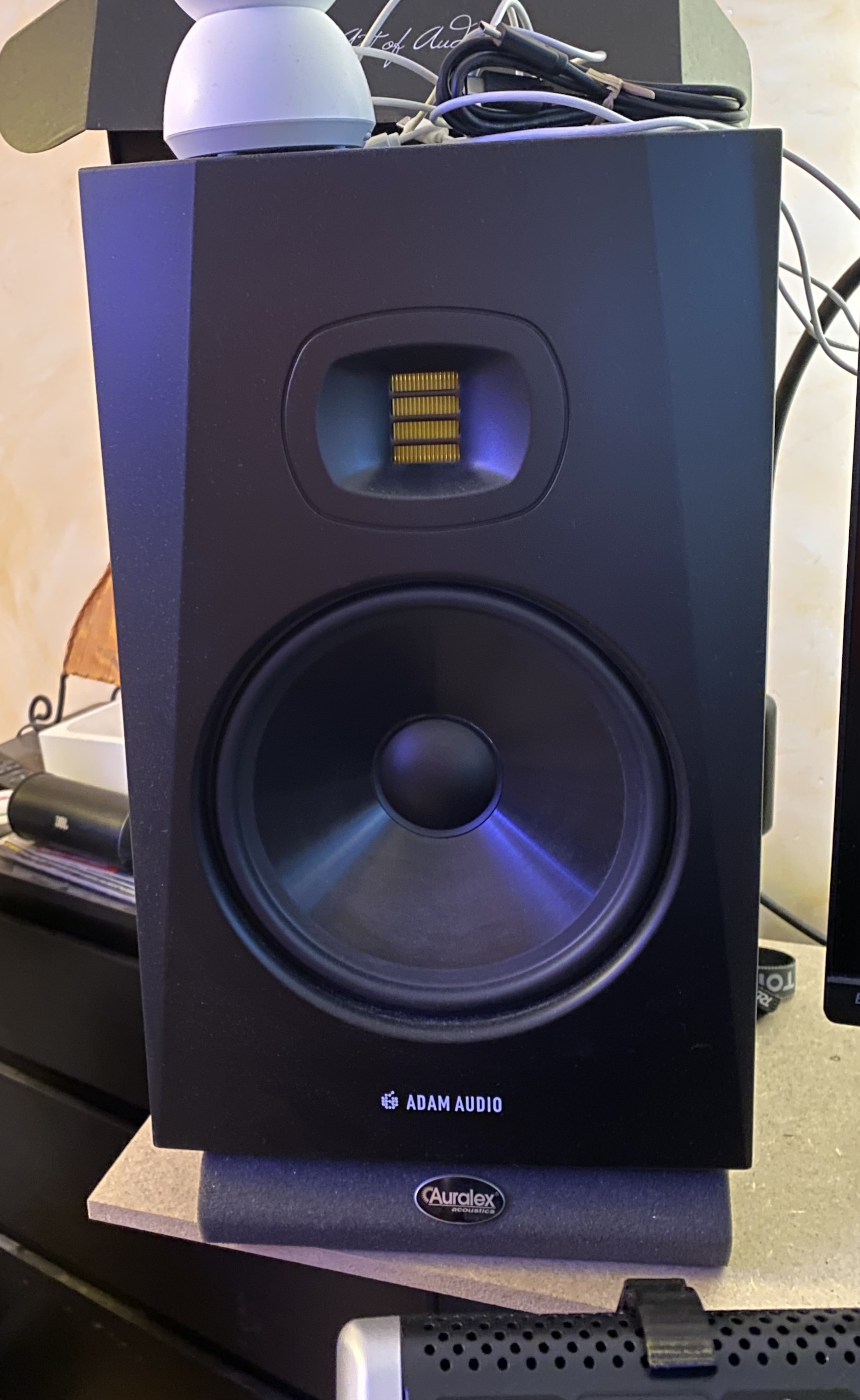 T8V - ADAM Audio T8V - Audiofanzine