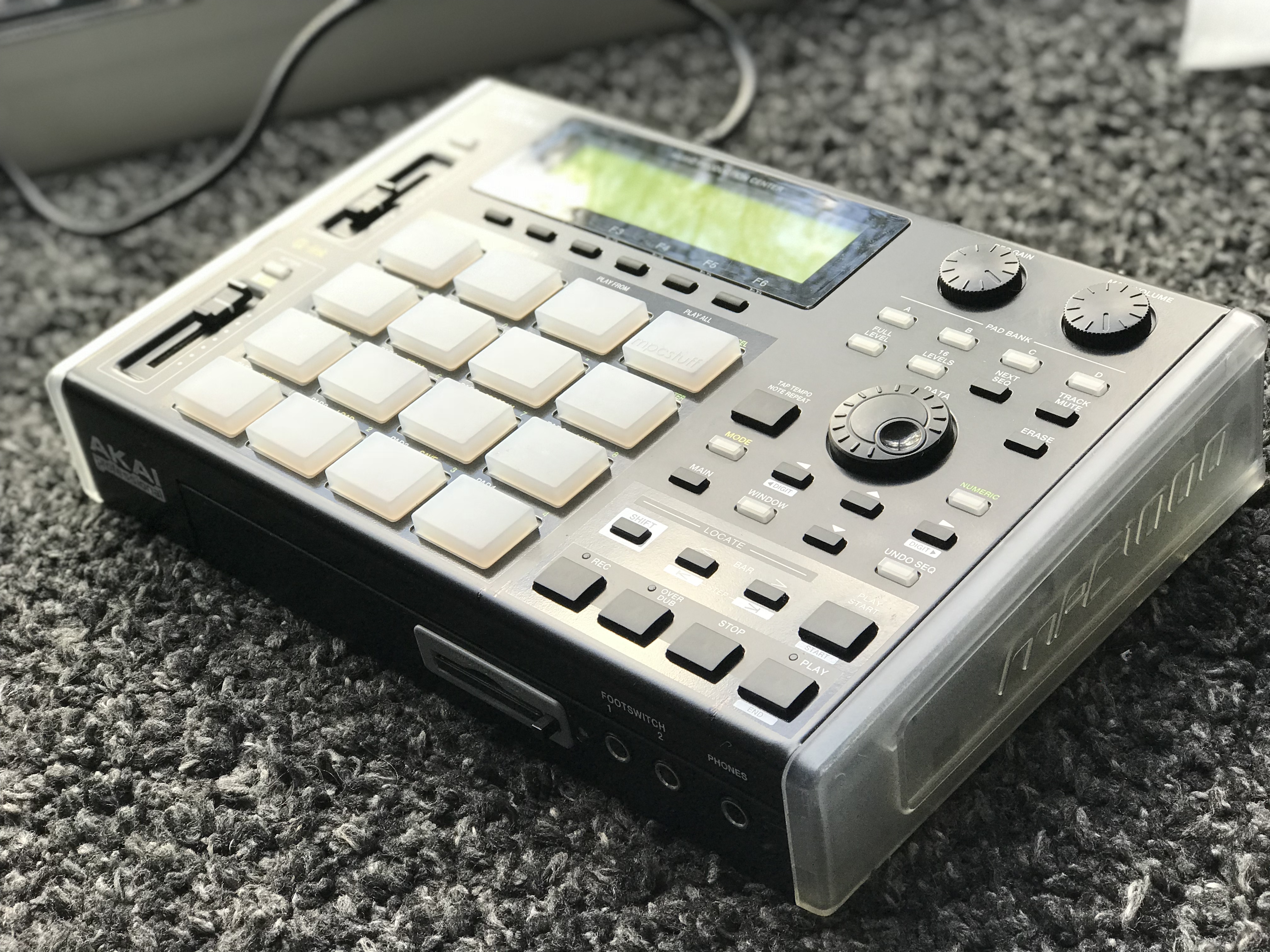 mpc 1000 full black custom VS mpc live (Nord-Pas-de-Calais) - Audiofanzine