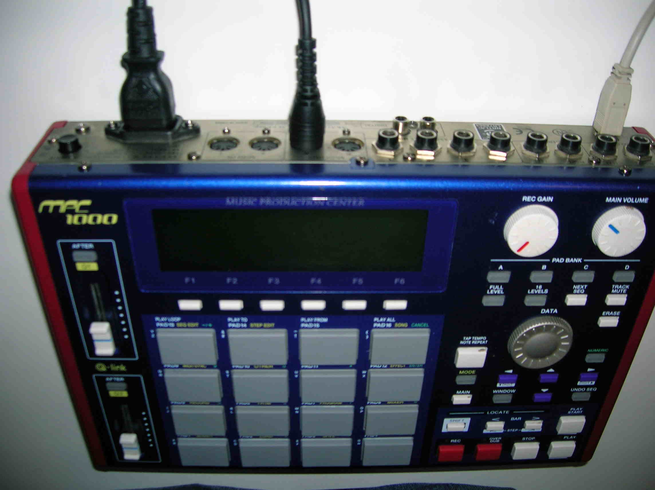 Photo Akai MPC1000 : Akai MPC1000 (8751) (#234798) - Audiofanzine