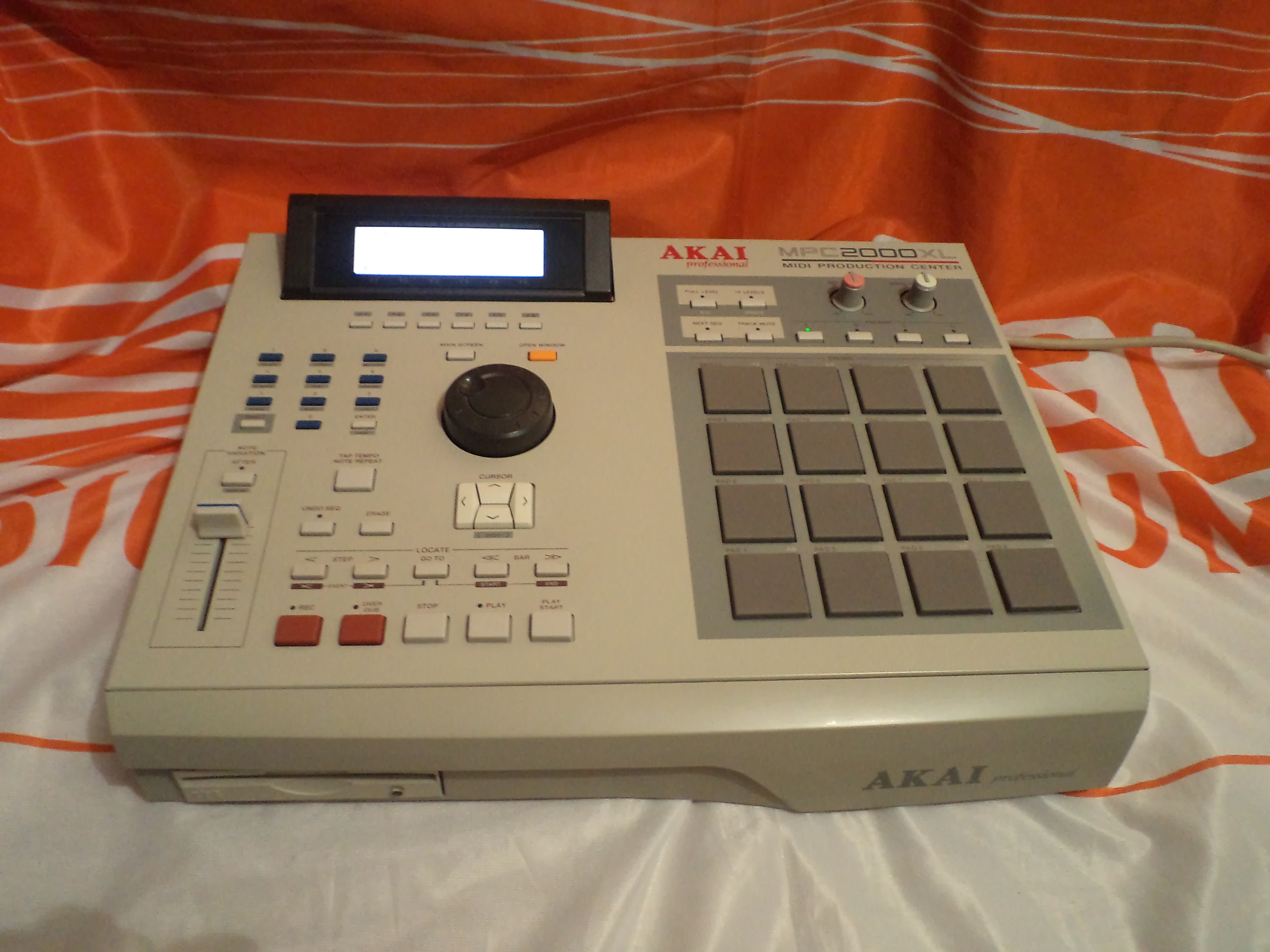 Photo Akai MPC2000XL : Front (#1233575) - Audiofanzine
