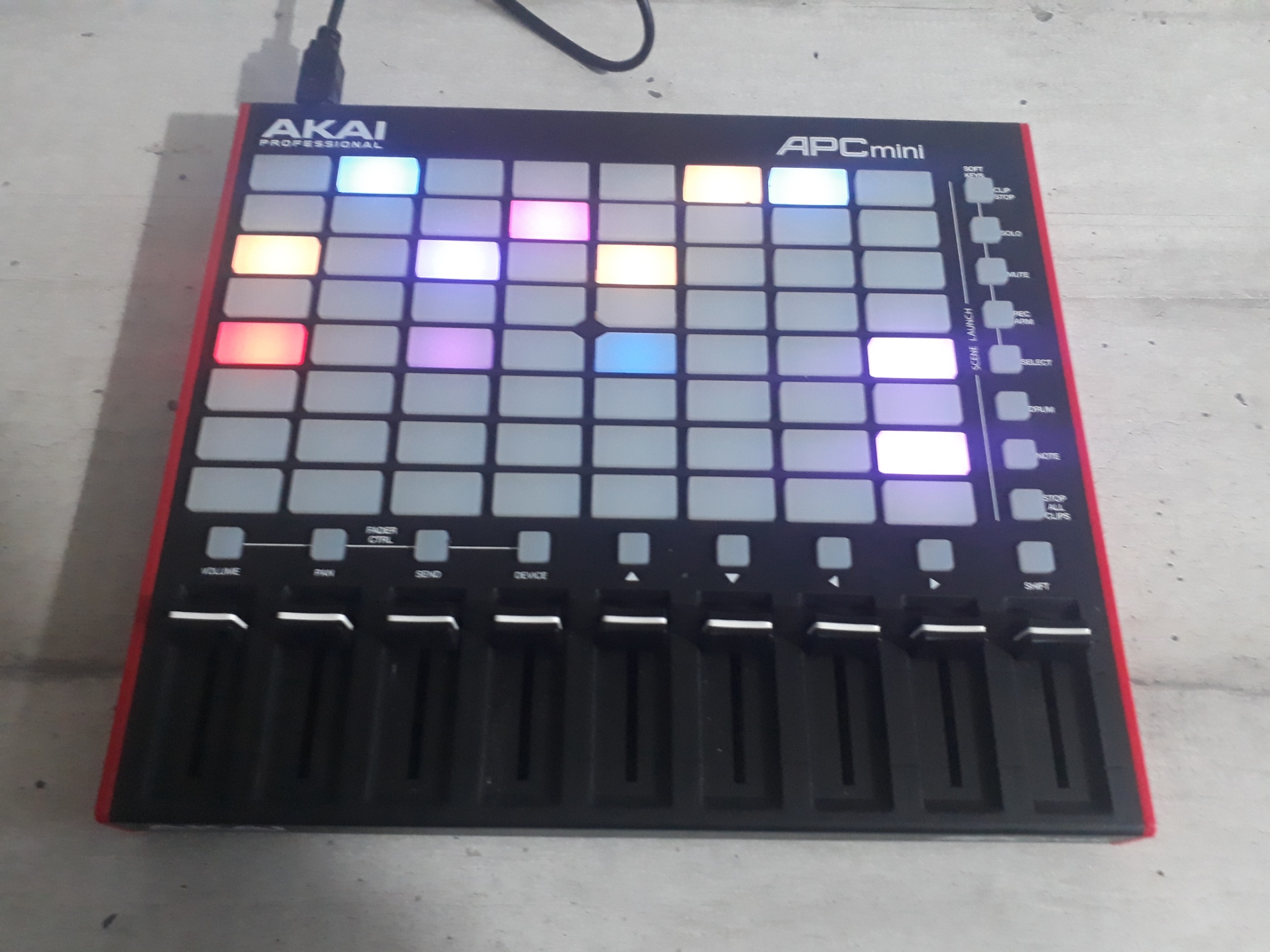 APC Mini Mk2 - Akai Professional APC Mini Mk2 - Audiofanzine