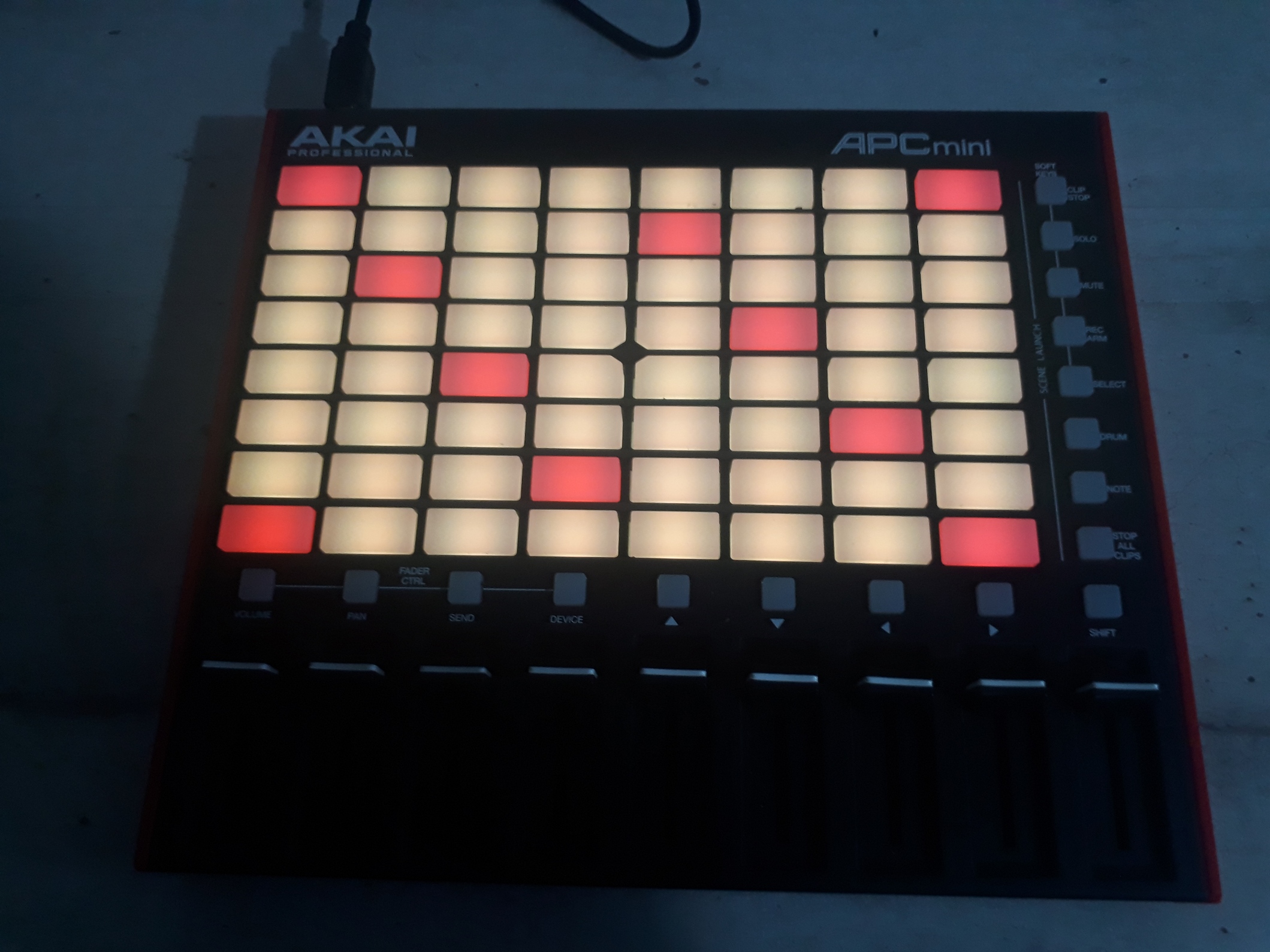 APC Mini Mk2 - Akai Professional APC Mini Mk2 - Audiofanzine