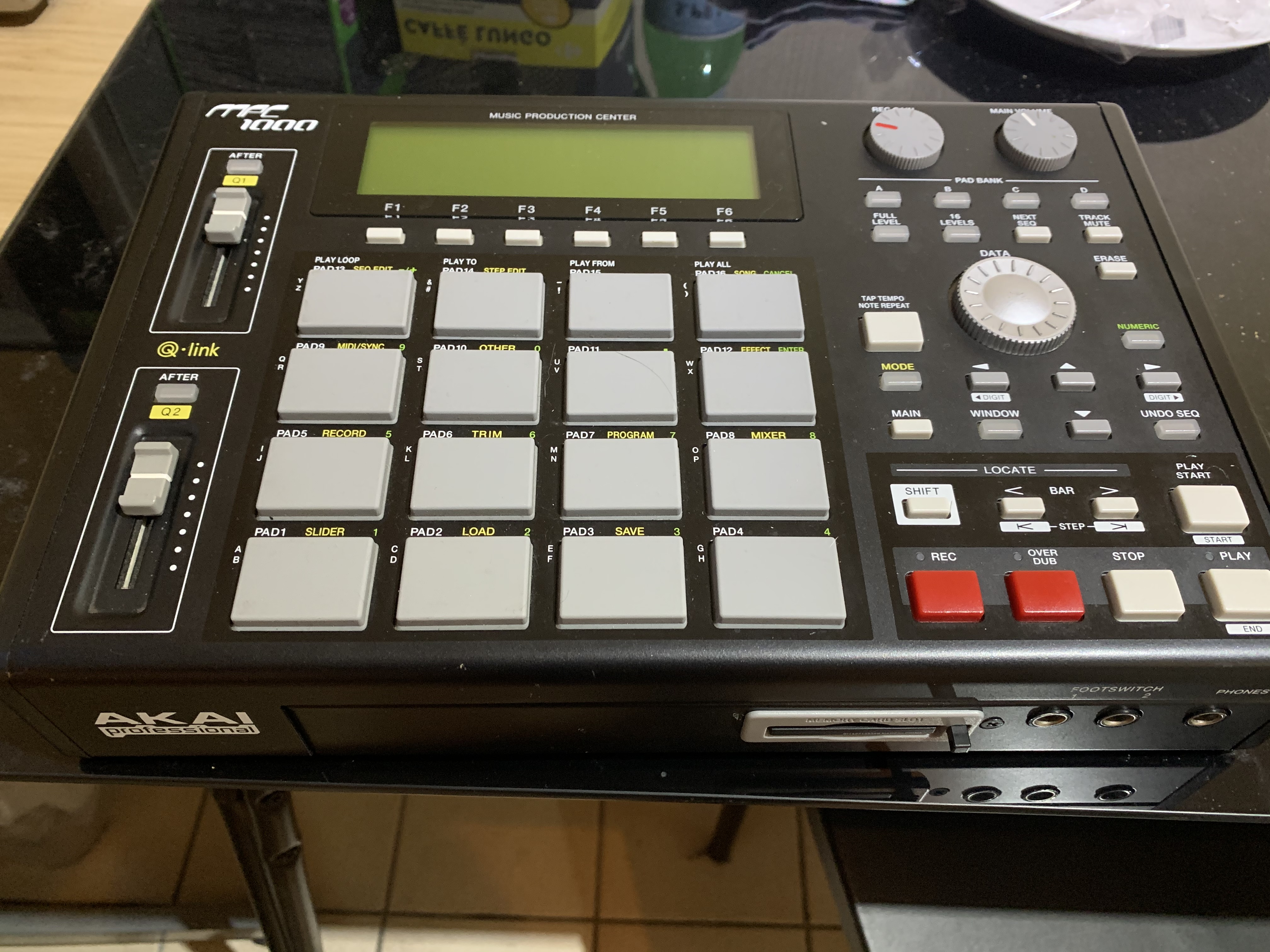 Akai MPC 1000 Black (Bretagne) - Audiofanzine