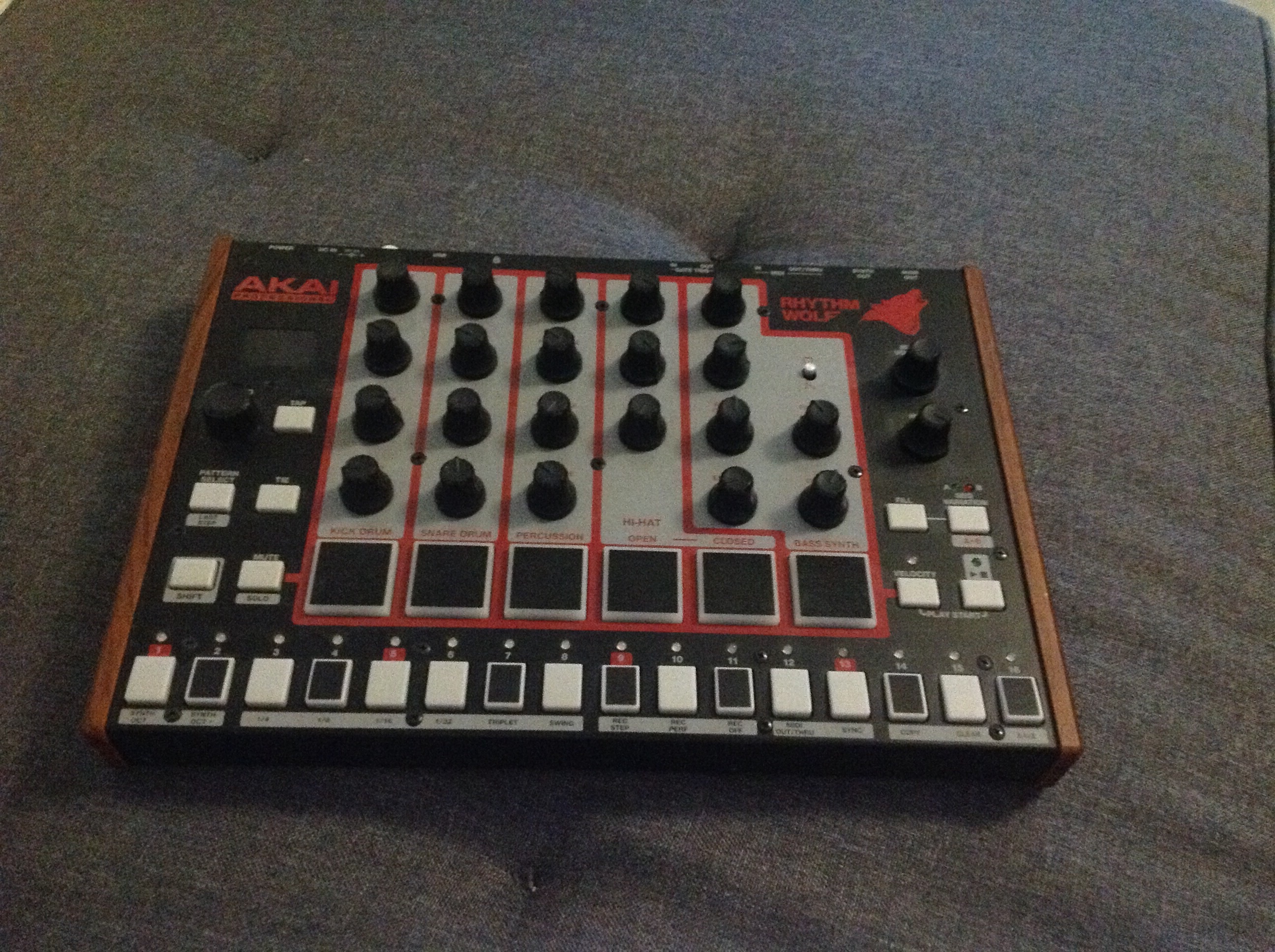 RHYTHM WOLF - Akai Rhythm Wolf - Audiofanzine