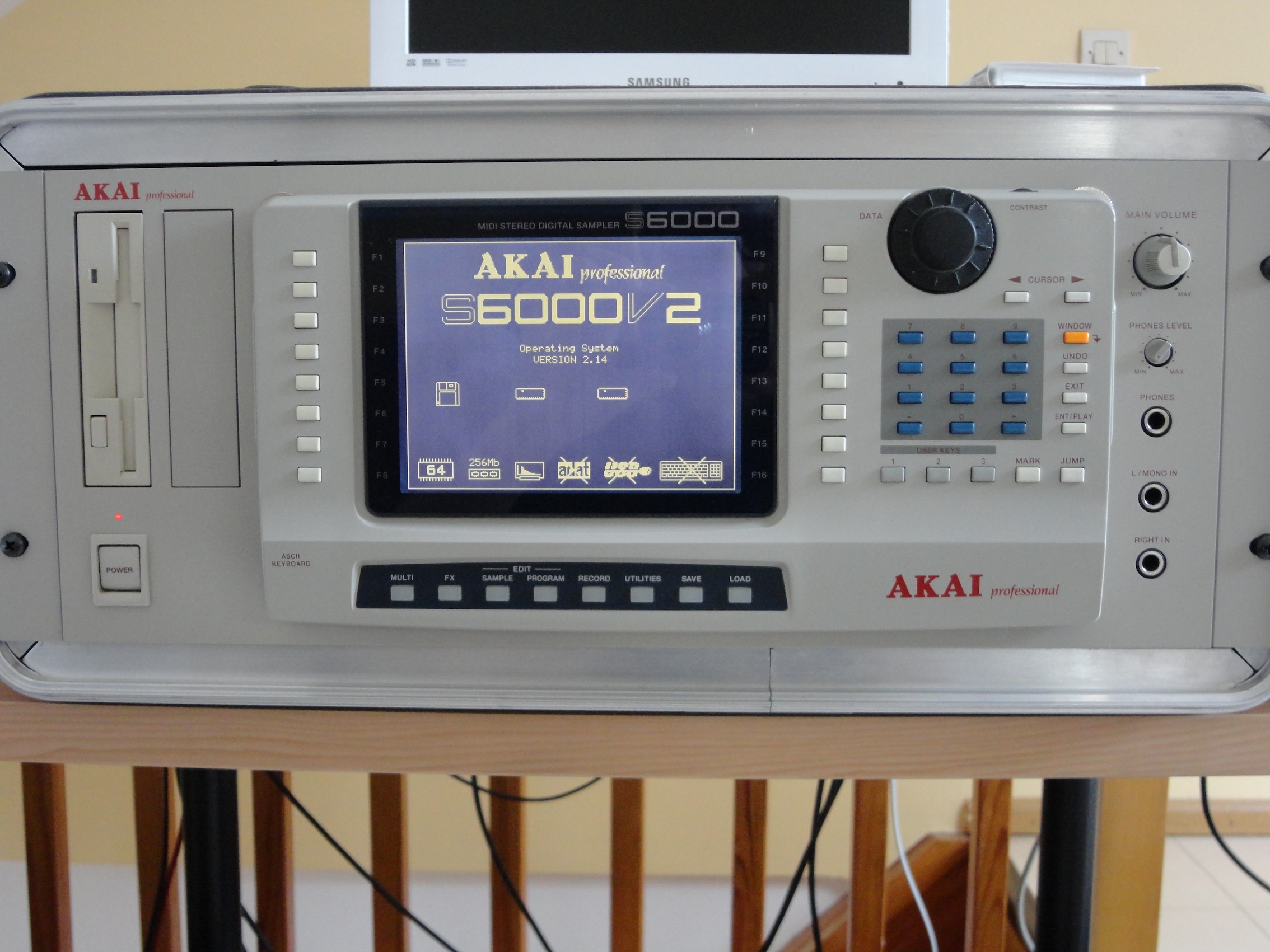 Photo Akai S6000 : Akai S6000 (48724) (#932029) - Audiofanzine