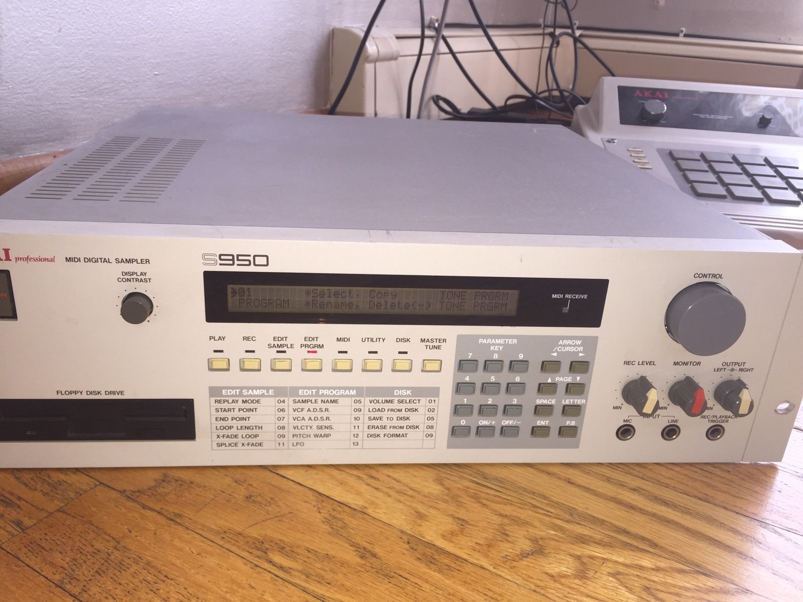 Vend Akai S950 450€ (Ile-de-France) - Audiofanzine