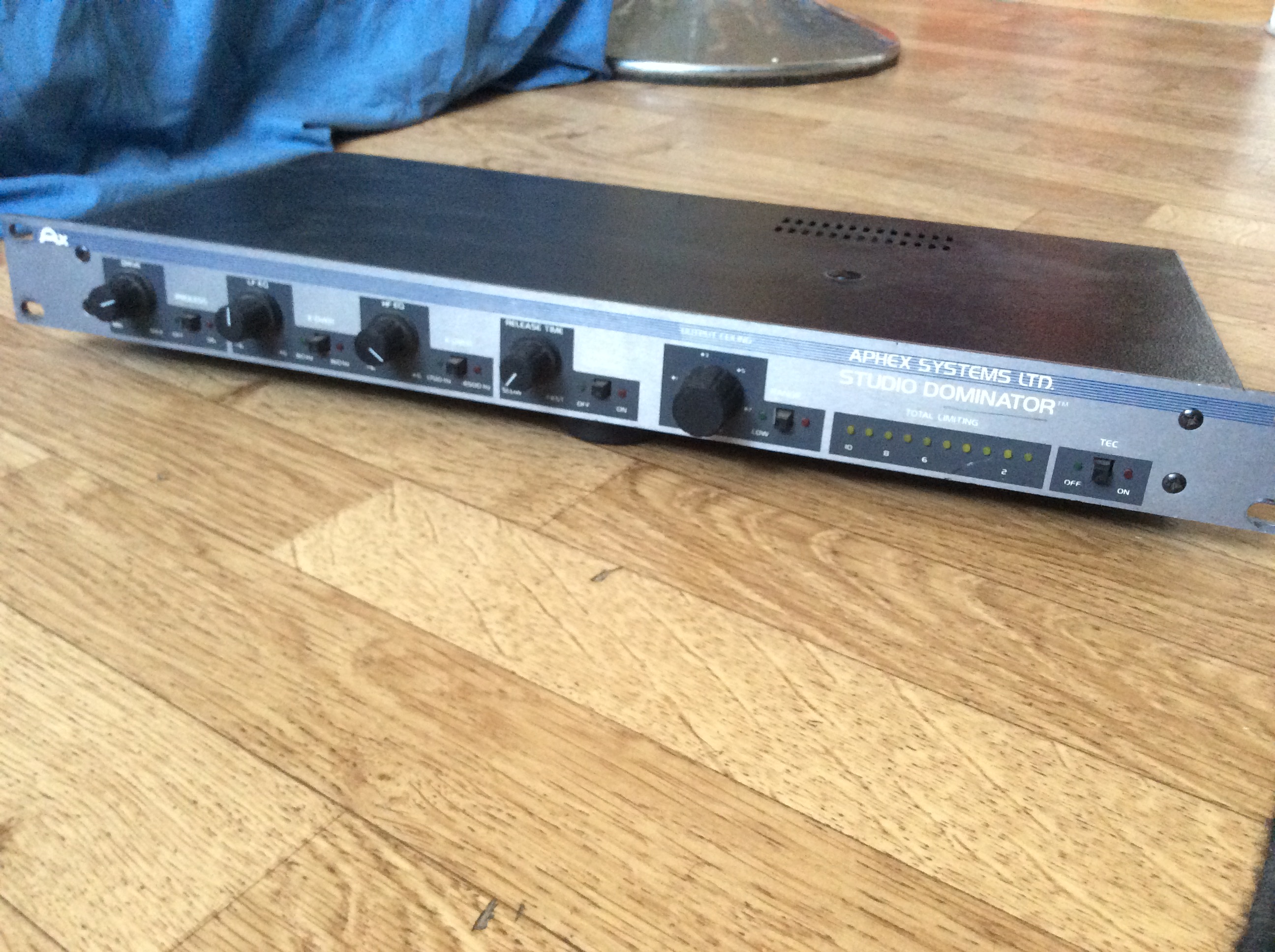 700 Dominator - Aphex 700 Dominator - Audiofanzine