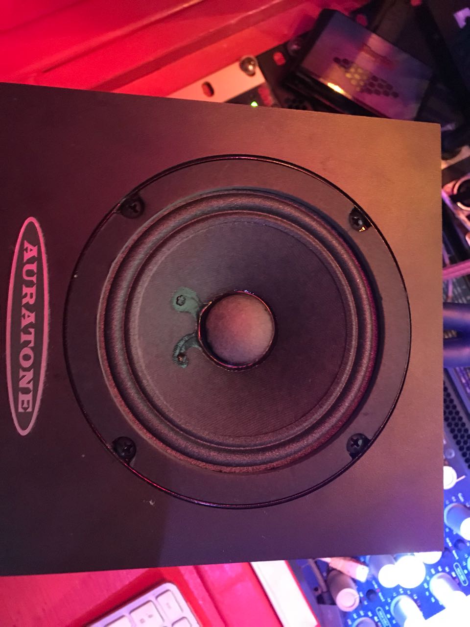5C Super Sound Cube (2014) Auratone - Audiofanzine