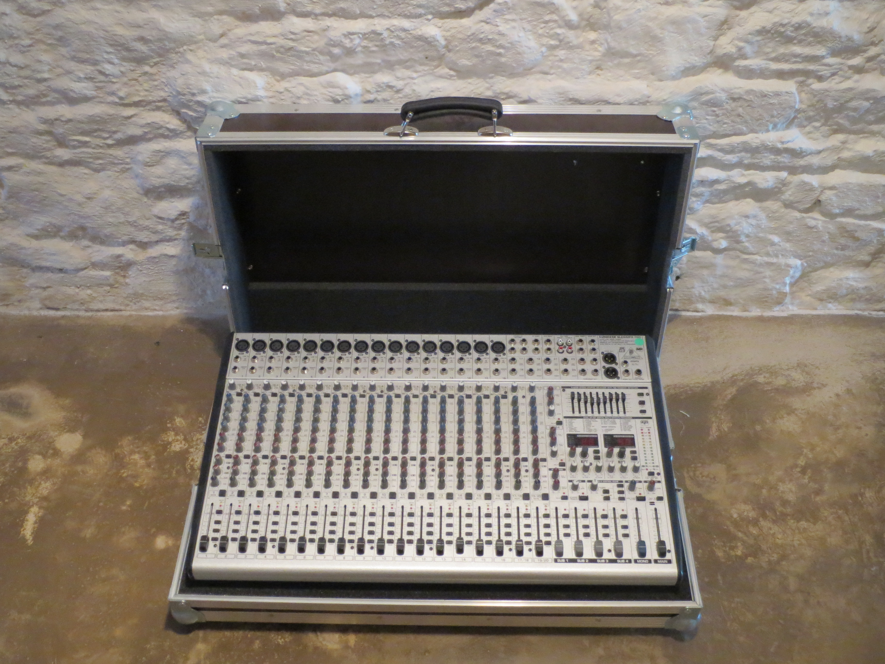 Eurodesk SL2442FX-PRO - Behringer Eurodesk SL2442FX-PRO - Audiofanzine