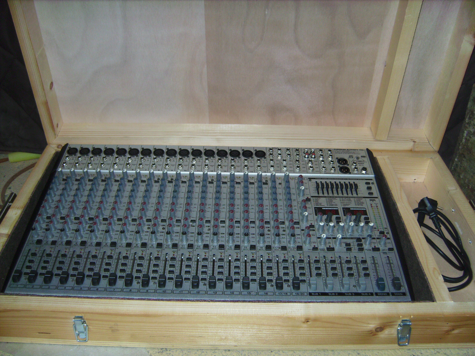 Photo Behringer Eurodesk SL2442FX-PRO : Behringer SL2442FX-PRO (#654165 ...