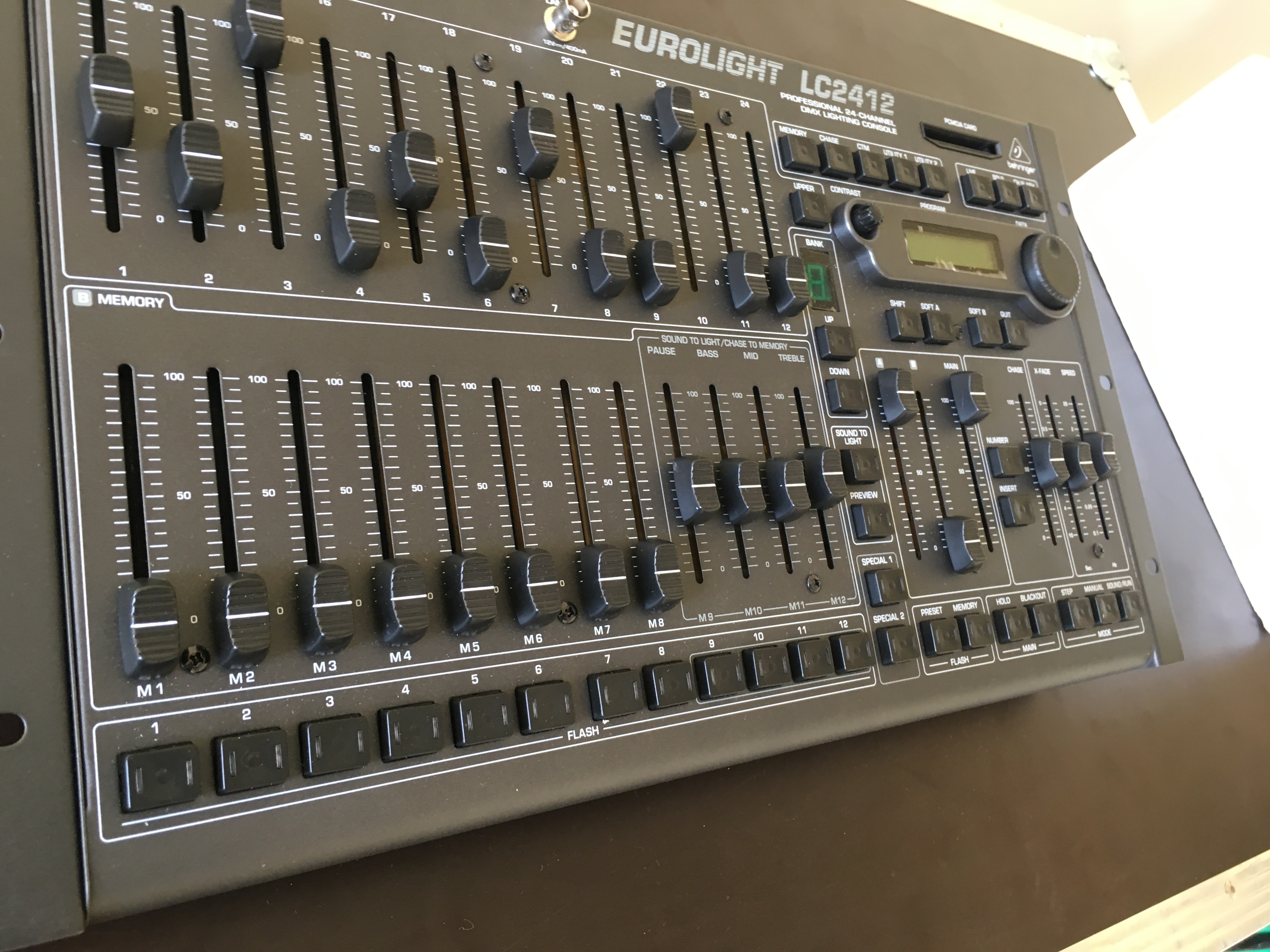 EUROLIGHT LC2412 - Behringer Eurolight LC2412 - Audiofanzine