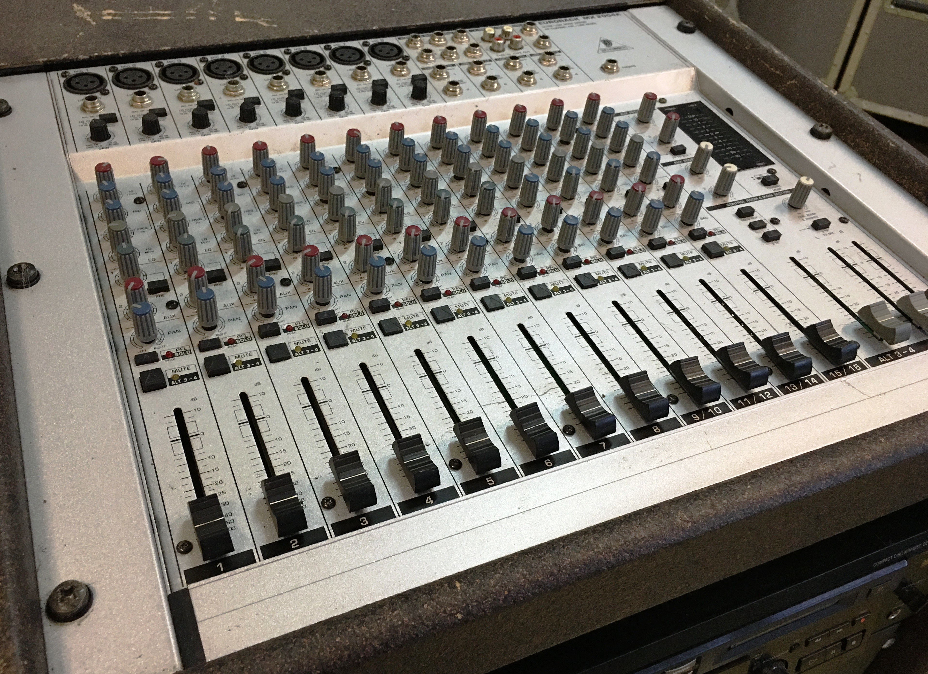 EURORACK MX2004A - Behringer Eurorack MX2004A - Audiofanzine