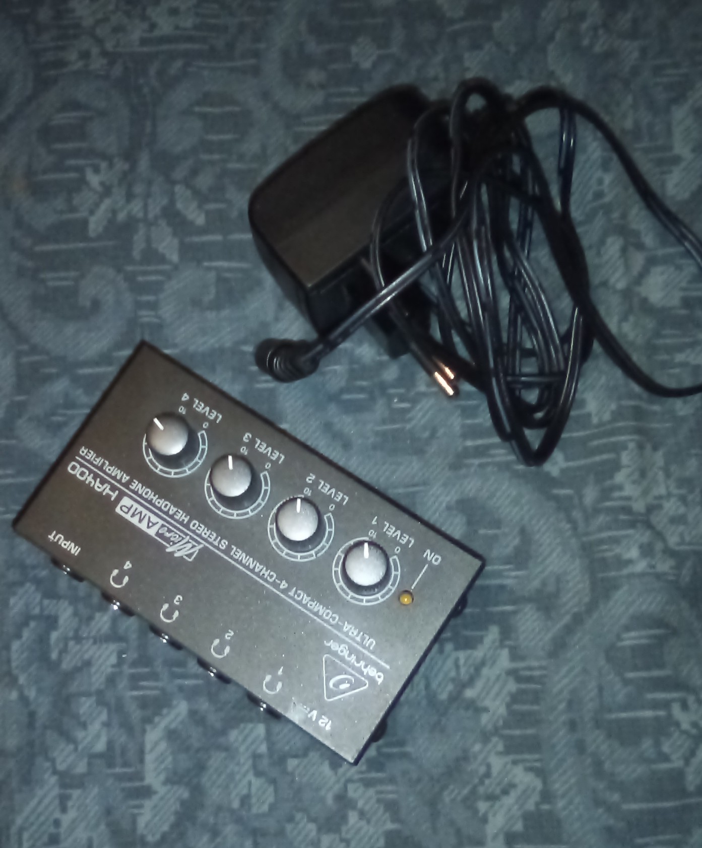 MICROAMP HA400 - Behringer MICROAMP HA400 - Audiofanzine
