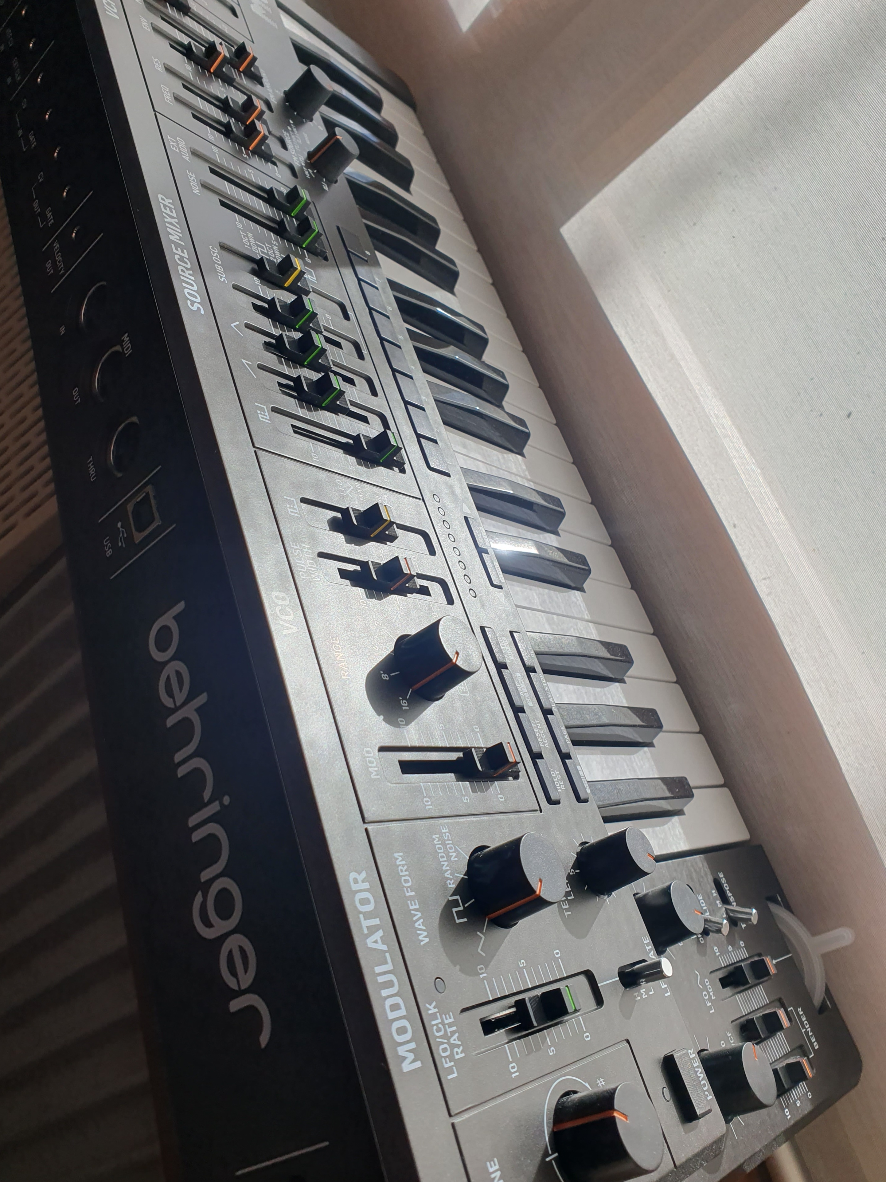 MS-1 - Behringer MS-1 - Audiofanzine