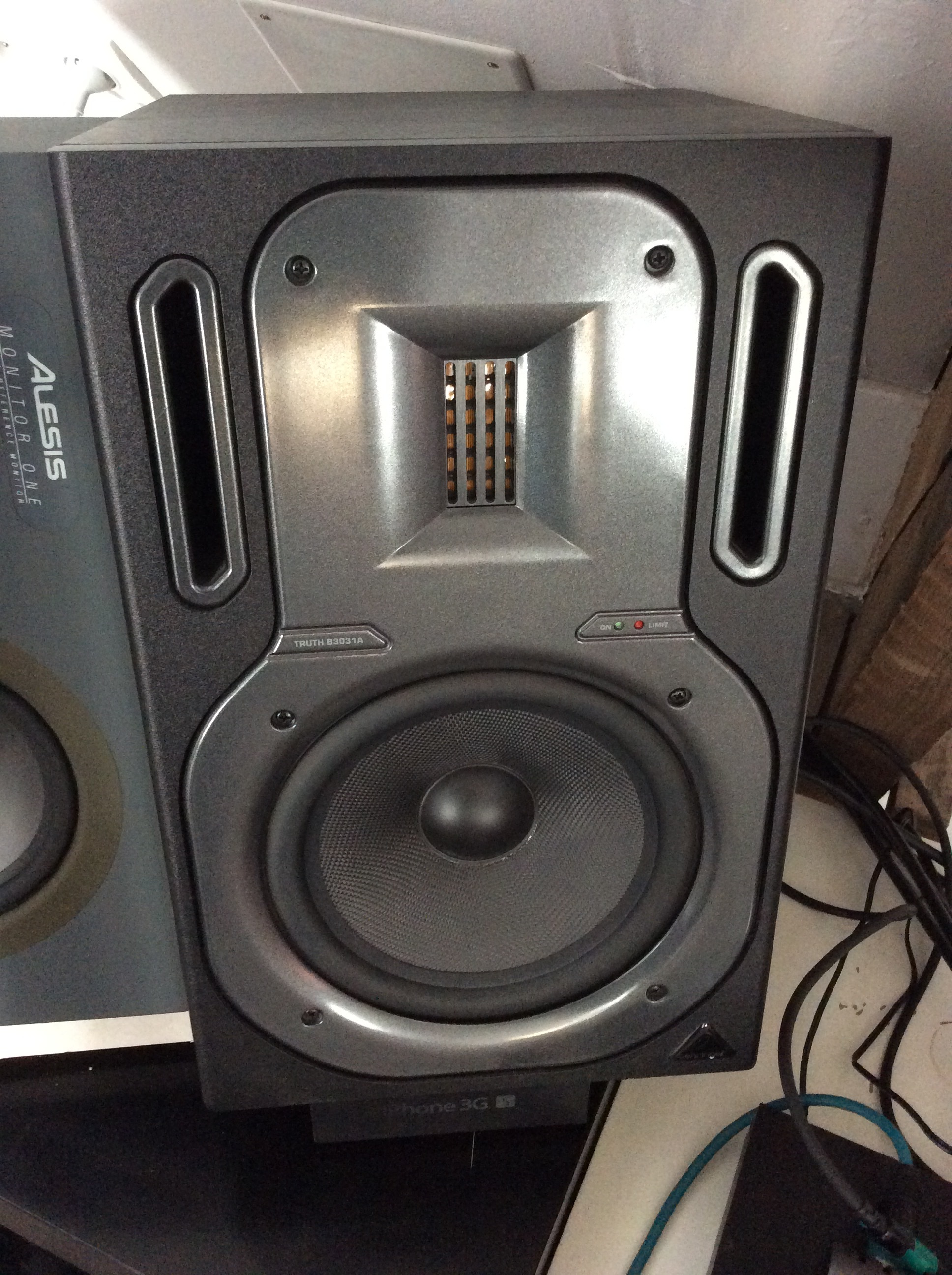 TRUTH B3031A - Behringer Truth B3031A - Audiofanzine