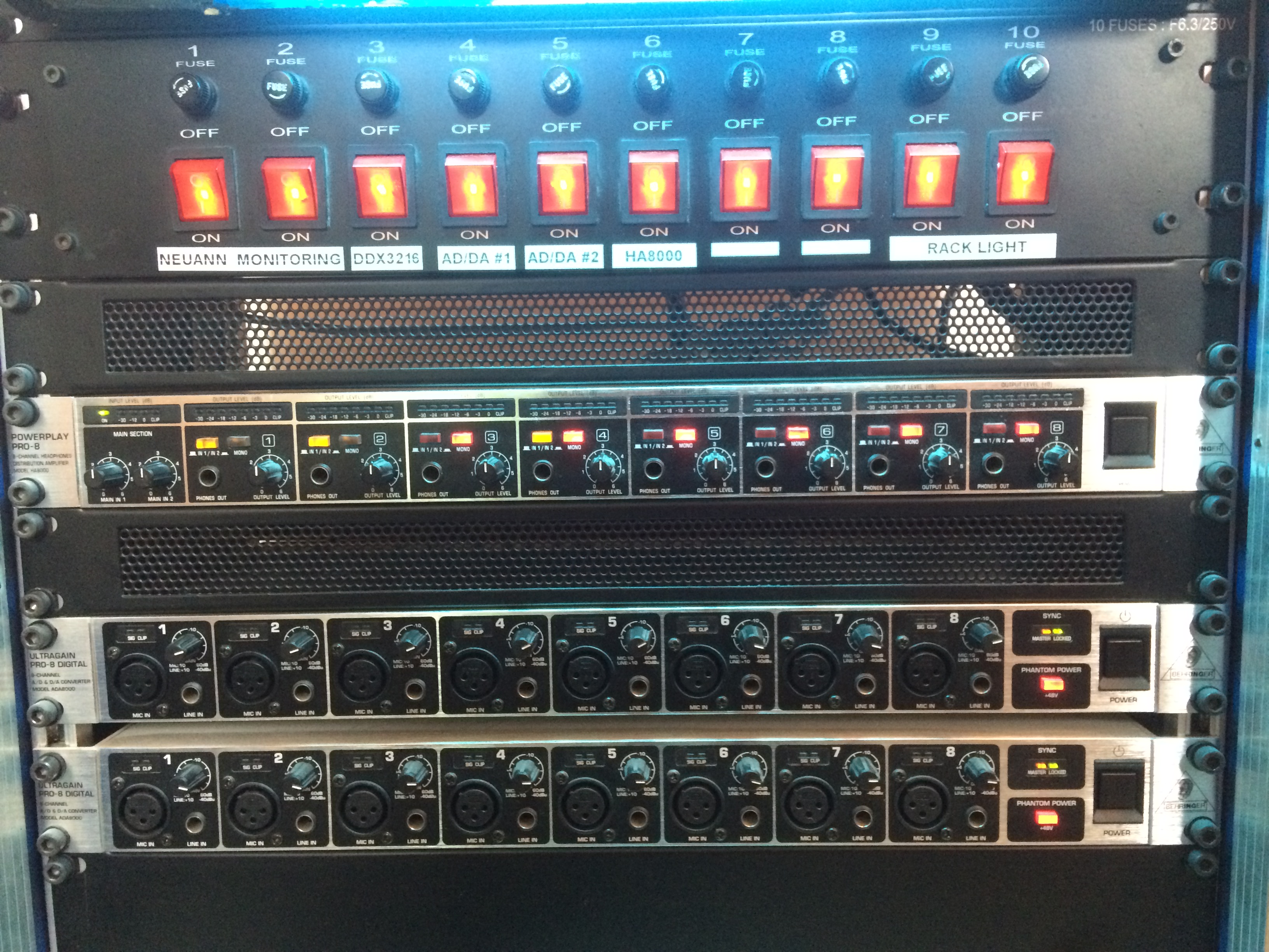 Photo Behringer Ultragain Pro-8 Digital ADA8000 : Behringer Ultragain ...