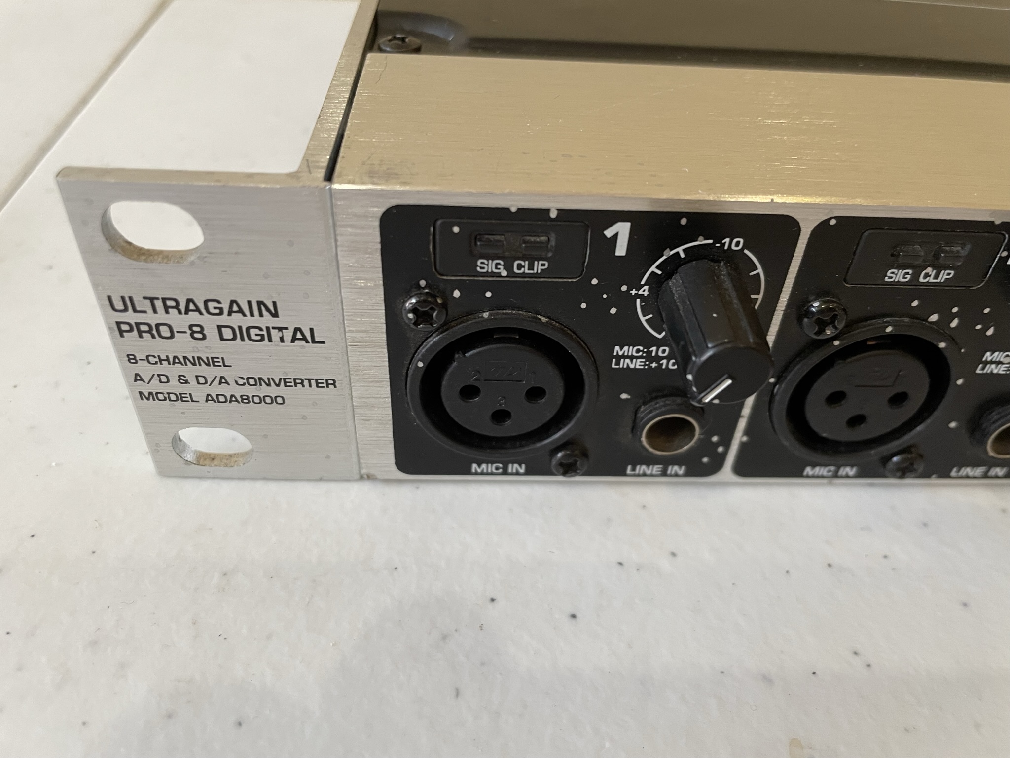 Ultragain Pro-8 Digital ADA8000 Behringer - Audiofanzine