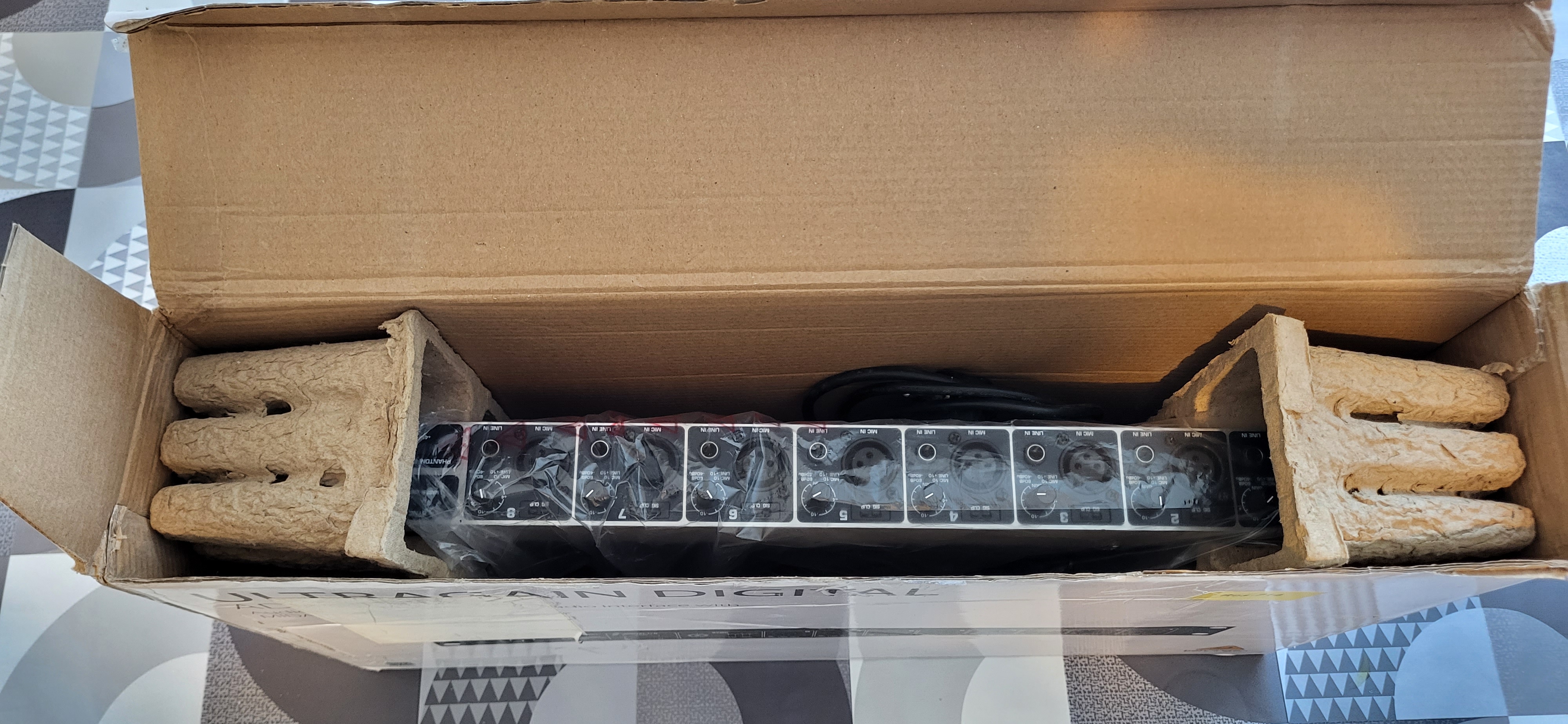 Ultragain Pro-8 Digital ADA8000 Behringer - Audiofanzine