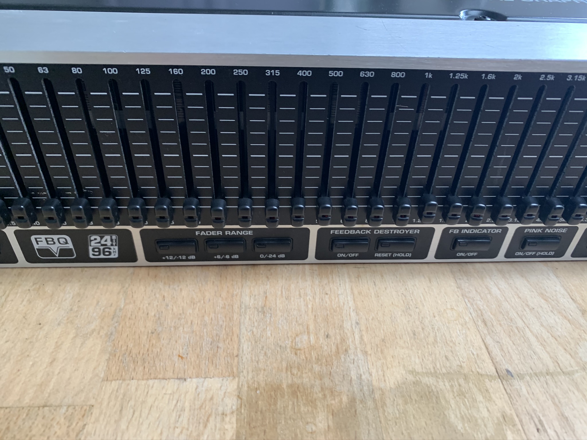 Ultragraph Digital DEQ1024 Behringer - Audiofanzine