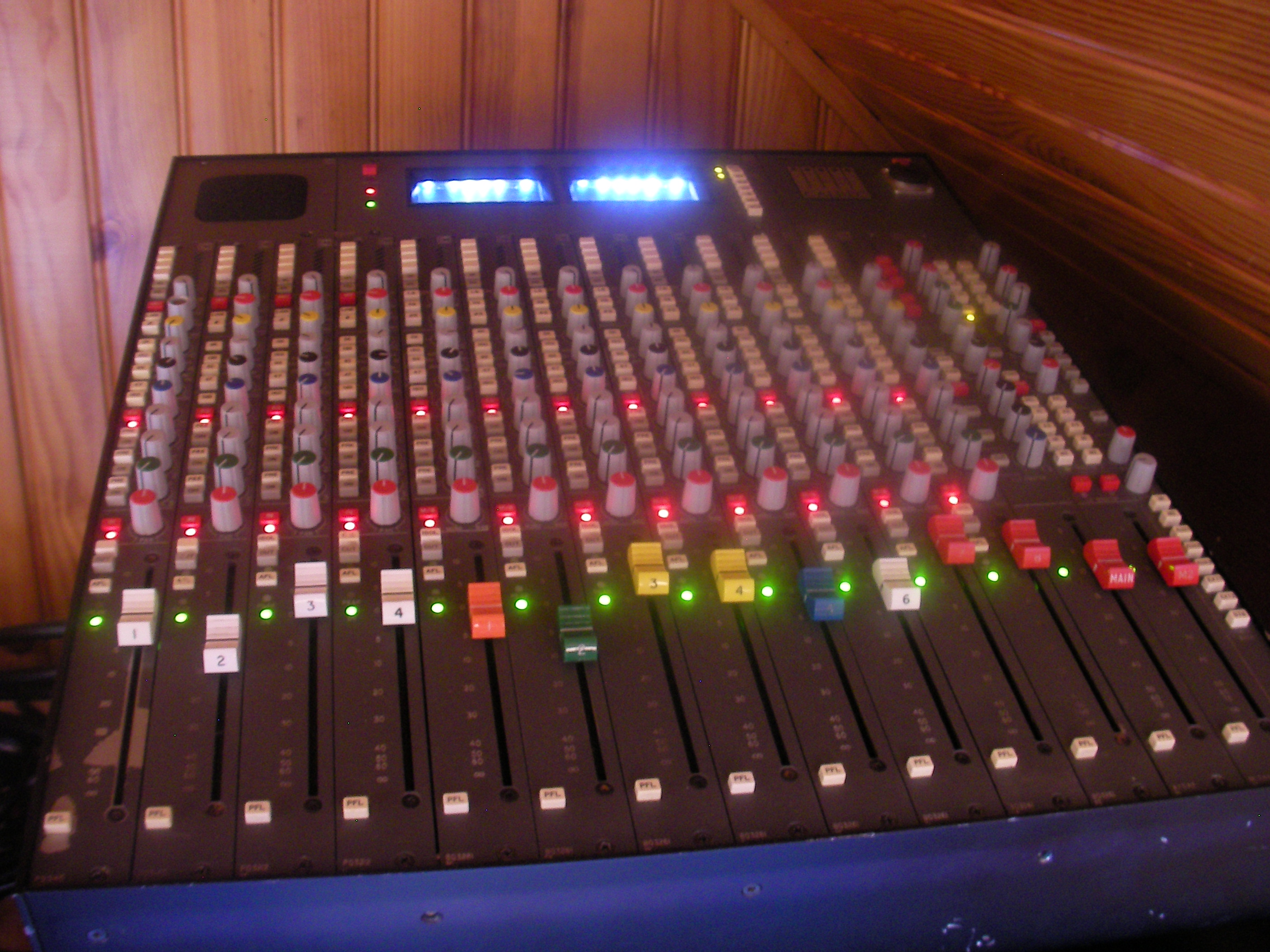 MINIMIXER MK2 18/2/2 - Calrec Minimixer MK2 18/2/2 - Audiofanzine