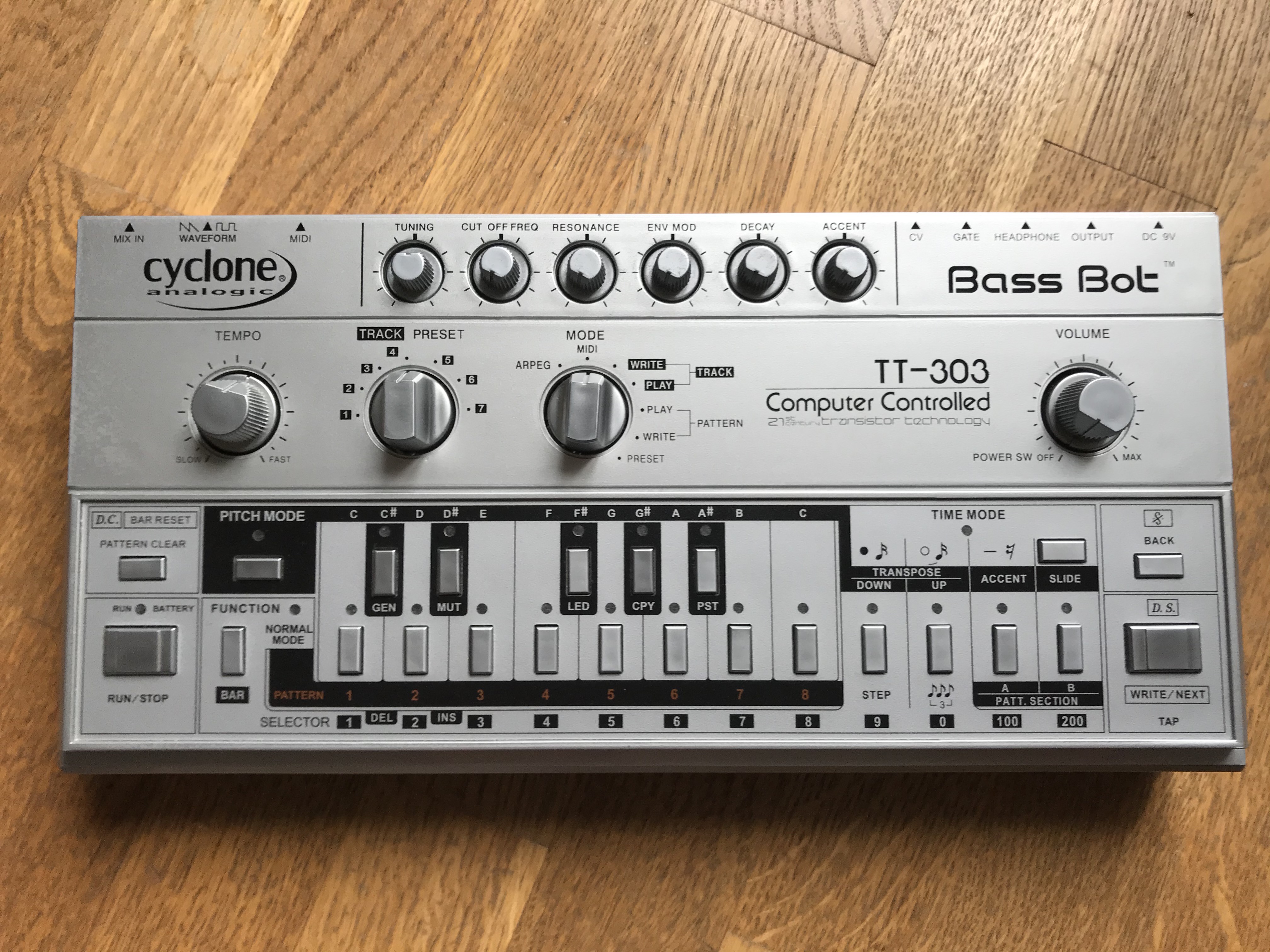 BASS BOT TT-303 - Cyclone Analogic Bass Bot TT-303 - Audiofanzine