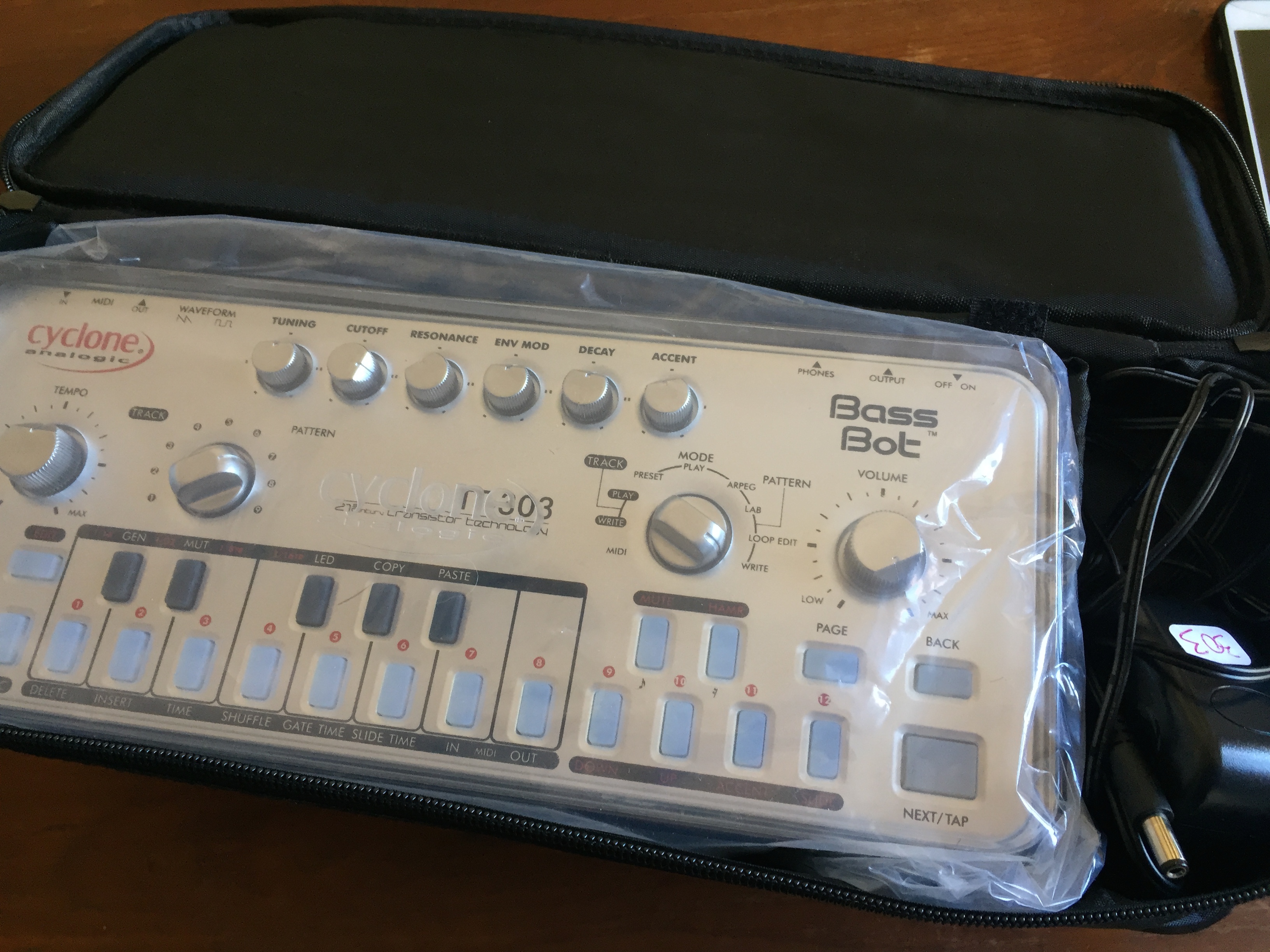 Bass Bot TT-303 V2 - Cyclone Analogic Bass Bot TT-303 V2 - Audiofanzine