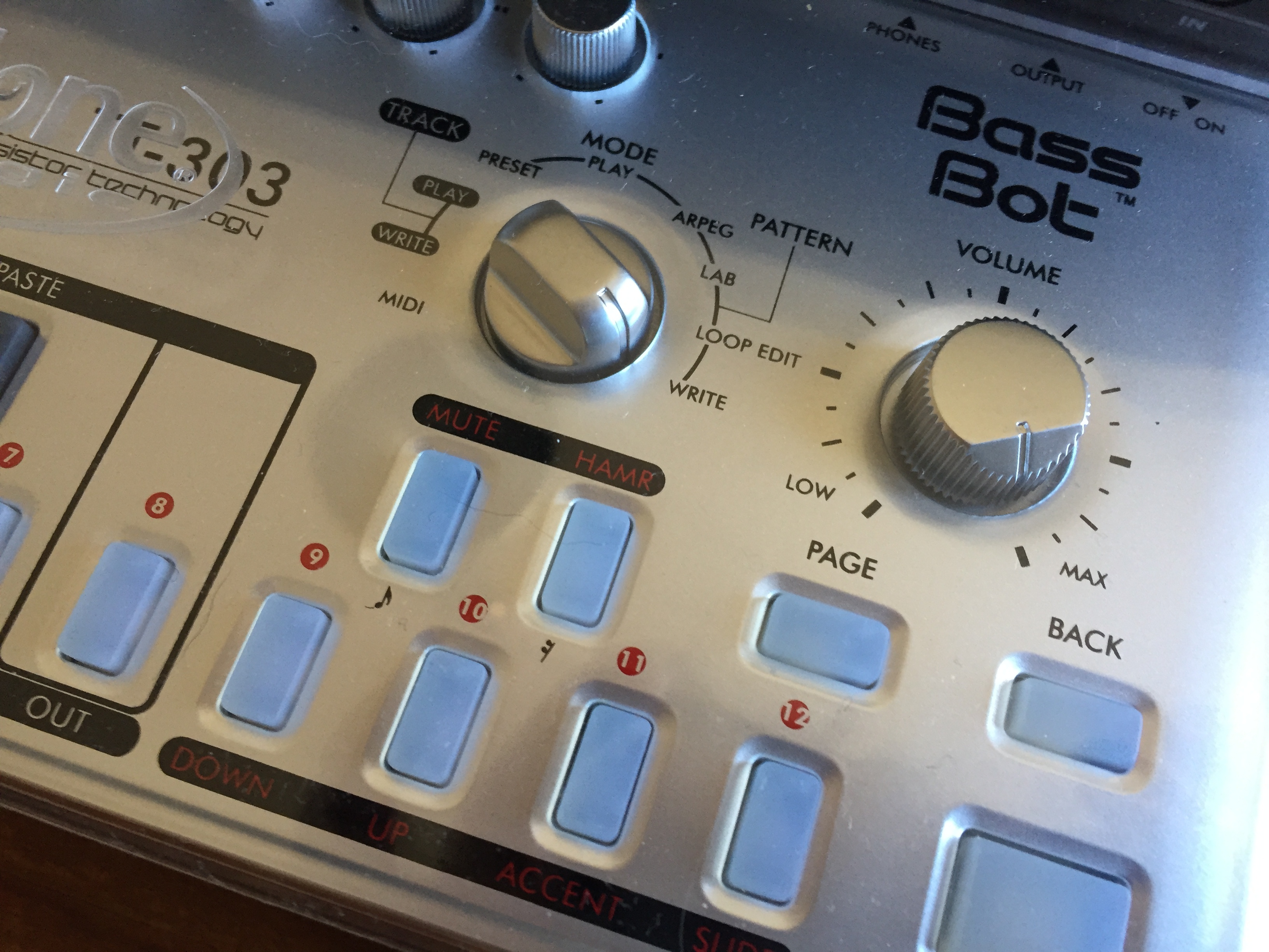 Bass Bot TT-303 V2 - Cyclone Analogic Bass Bot TT-303 V2 - Audiofanzine