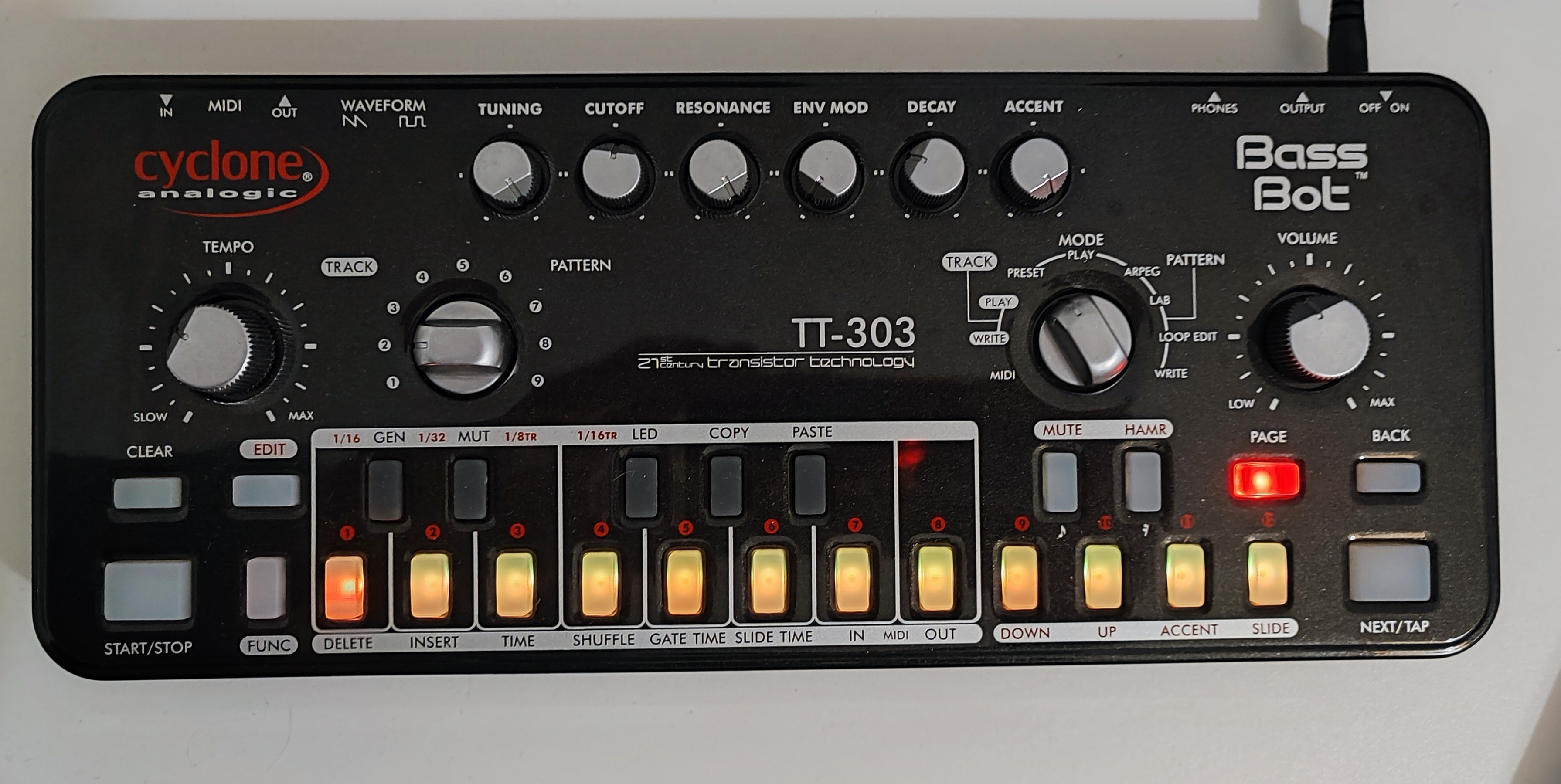Bass Bot TT-303 V2 - Cyclone Analogic Bass Bot TT-303 V2 - Audiofanzine