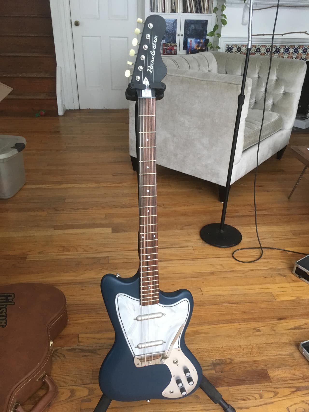DEAD ON 67 BARITONE - Danelectro Dead On 67 Baritone - Audiofanzine