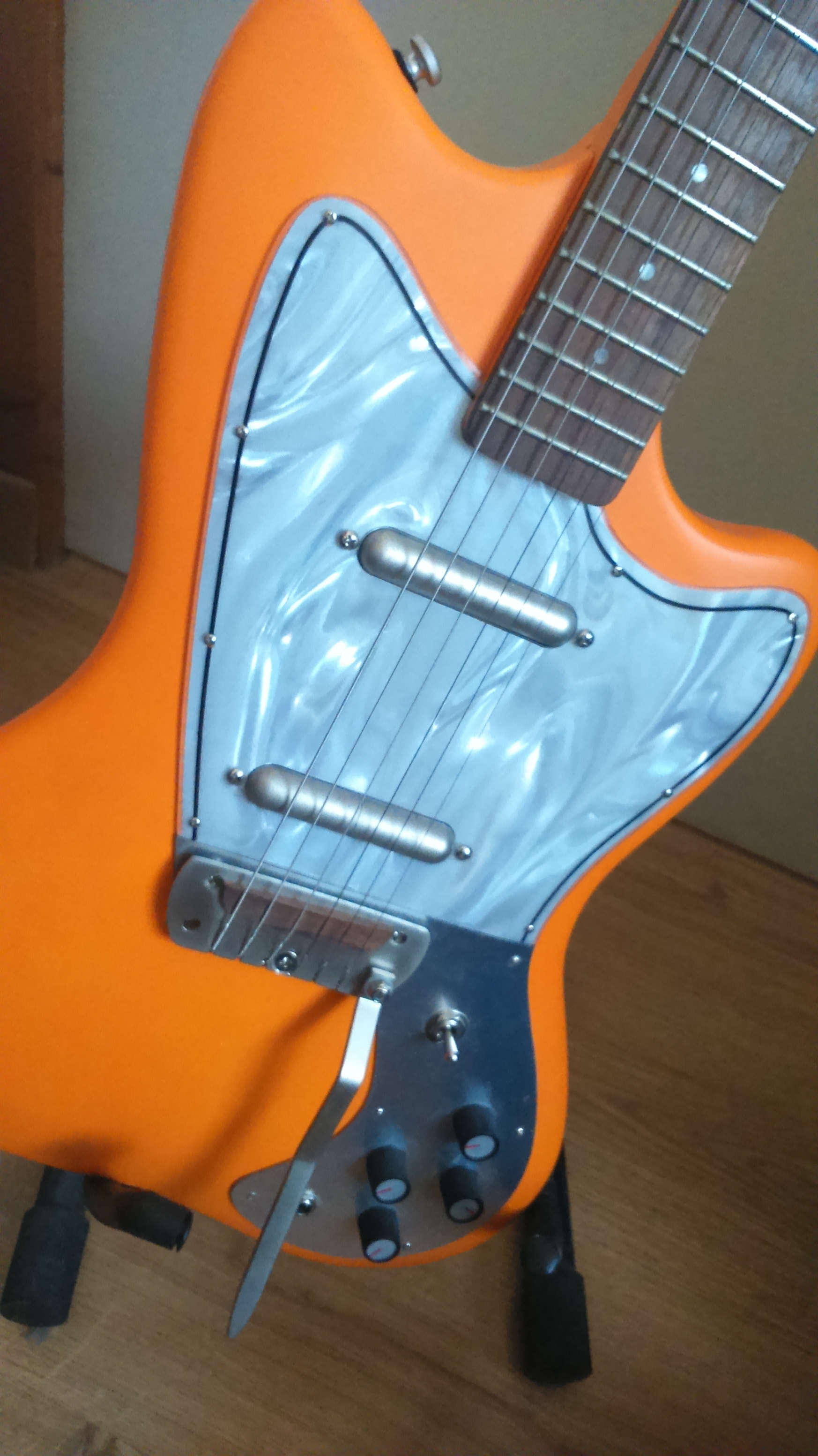 DEAD ON 67 - ORANGE - Danelectro Dead On 67 - Orange - Audiofanzine