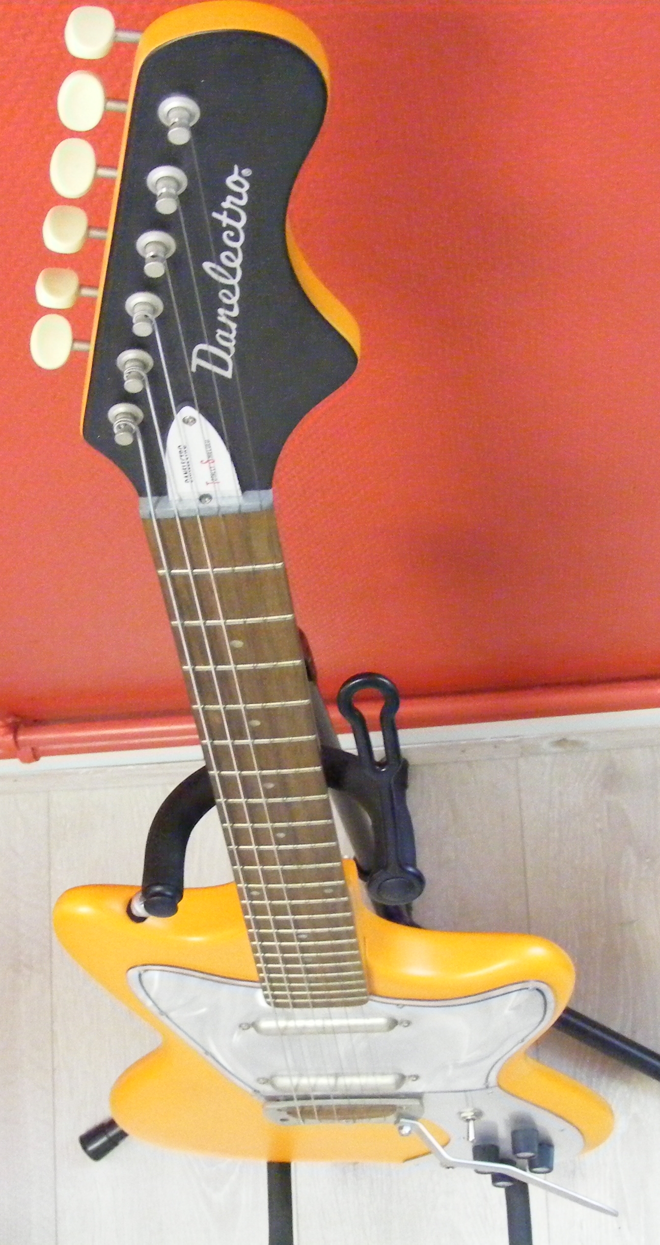 DEAD ON 67 - ORANGE - Danelectro Dead On 67 - Orange - Audiofanzine