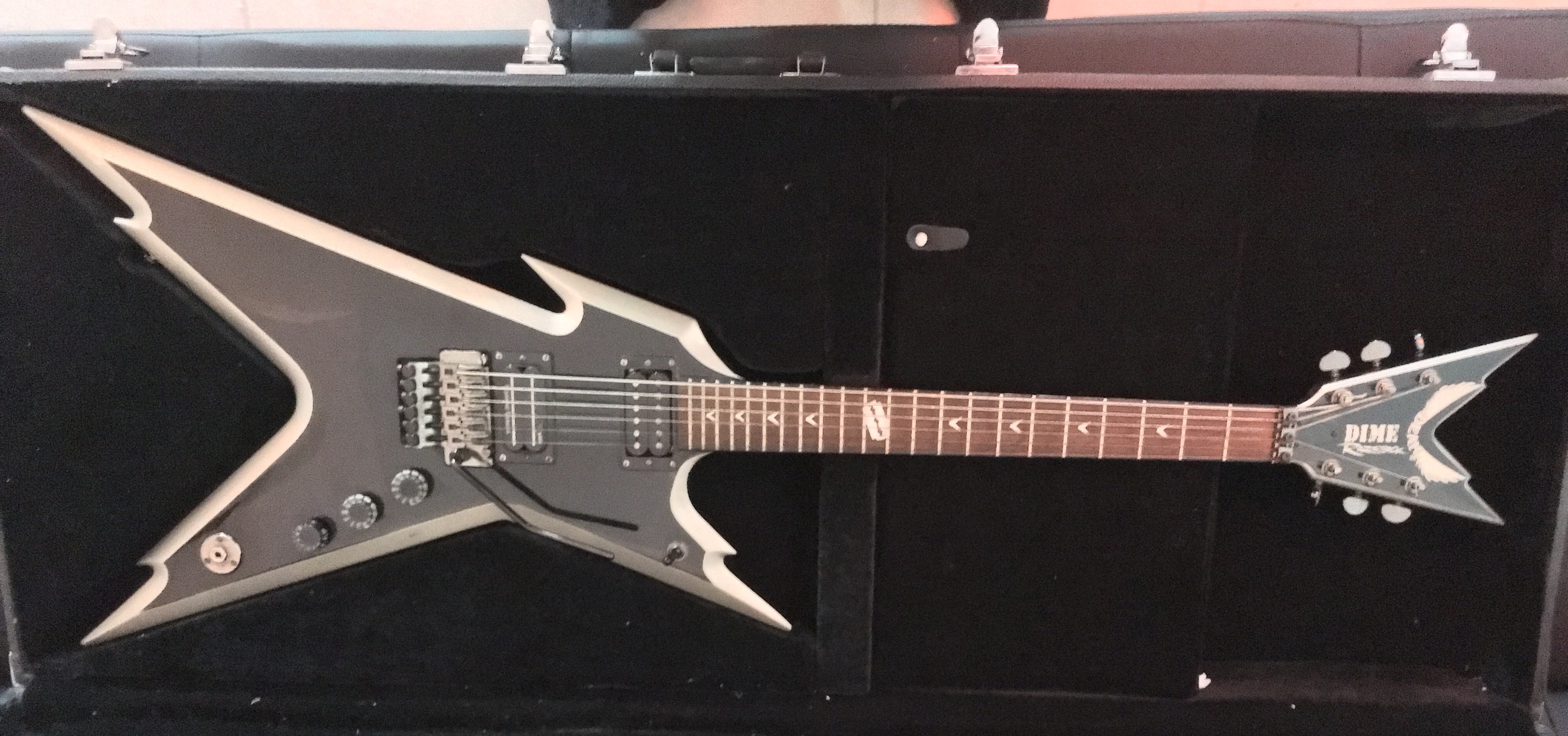 RAZORBACK TWO-TONE - Dean Guitars Razorback Two-Tone - Audiofanzine