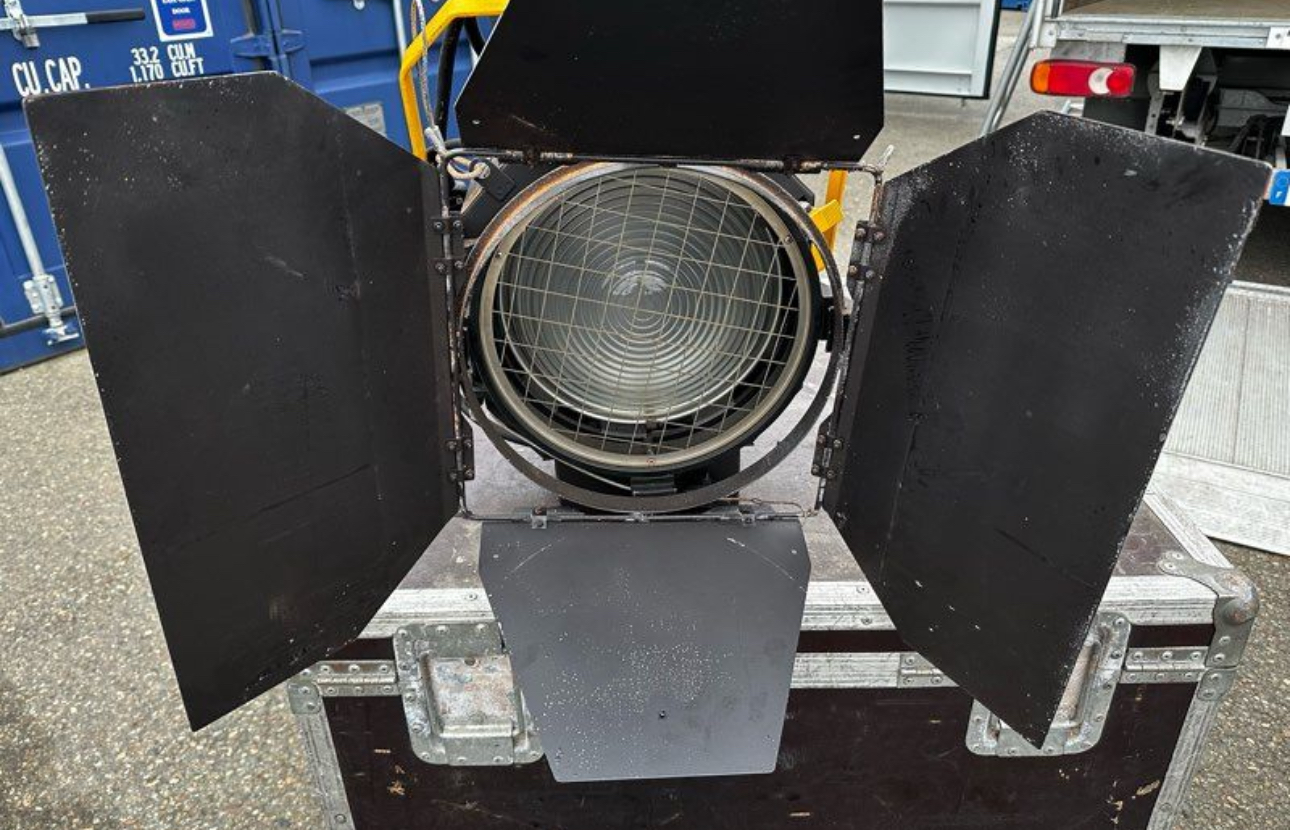 PROJECTEUR A LENTILLE FRESNEL – DESISTI LEONARDO 2000W (Ile-de-France) - Audiofanzine