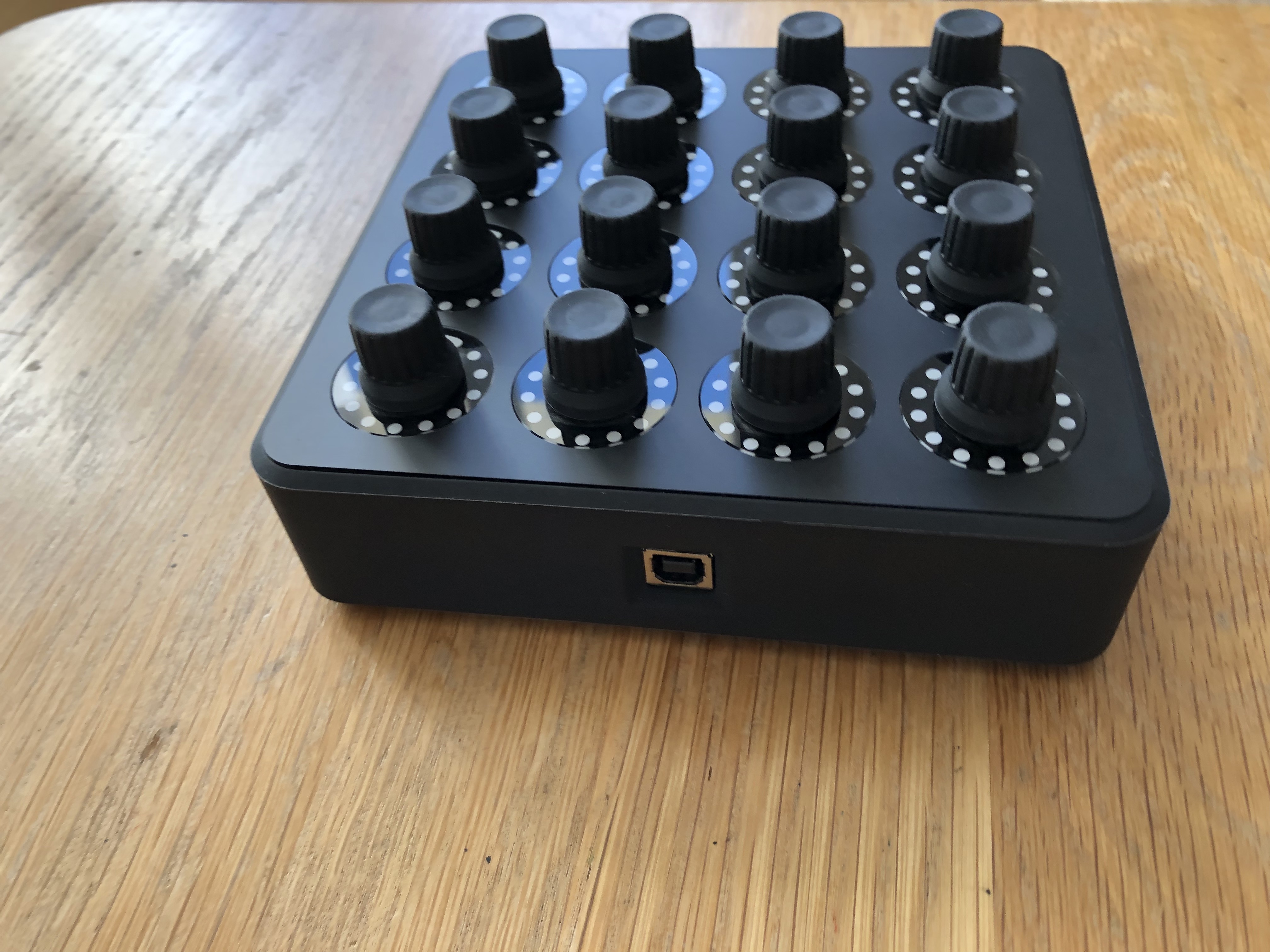 Midi Fighter Twister - DJ Techtools Midi Fighter Twister - Audiofanzine