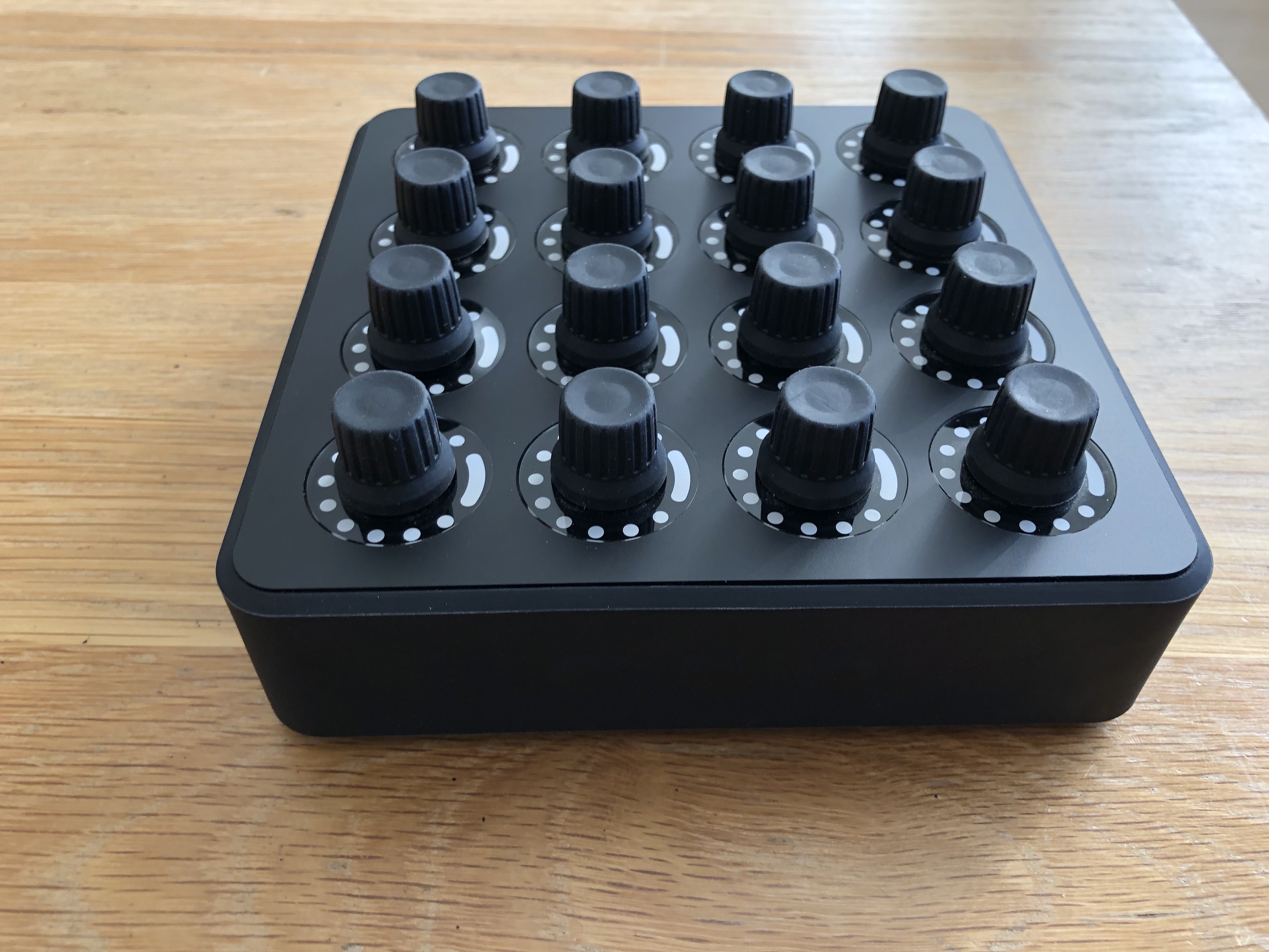 Midi Fighter Twister - DJ Techtools Midi Fighter Twister - Audiofanzine