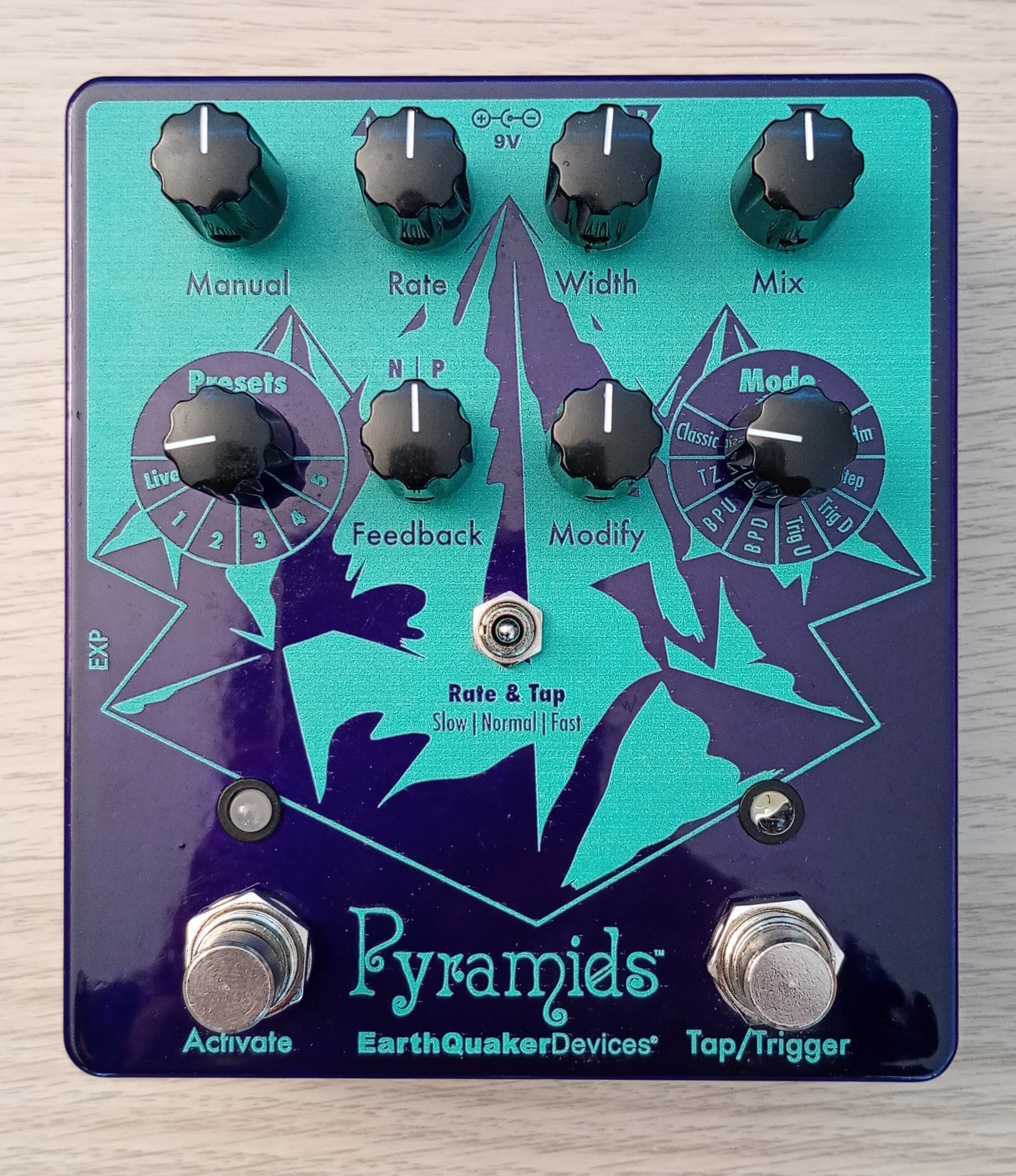 Pédale Earthquaker Devices Pyramids Flanger Stereo (Centre) - Audiofanzine