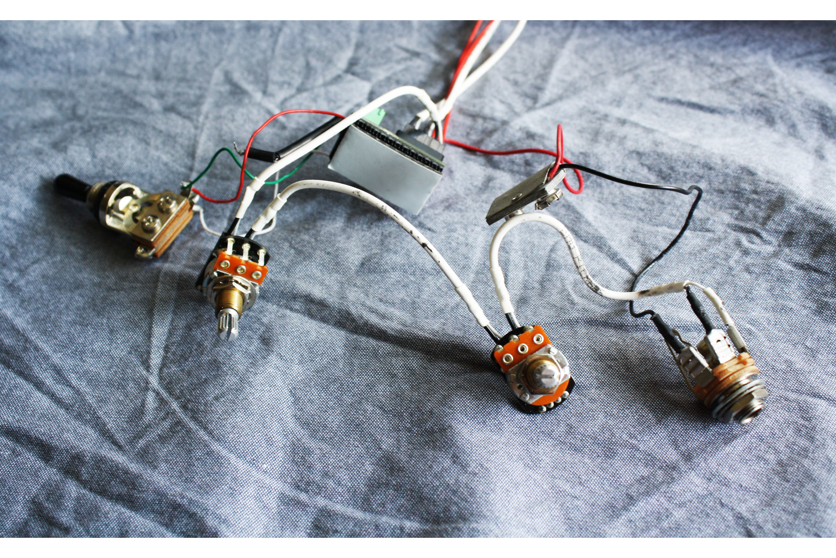 EMG 81 - Black image (#938876) - Audiofanzine