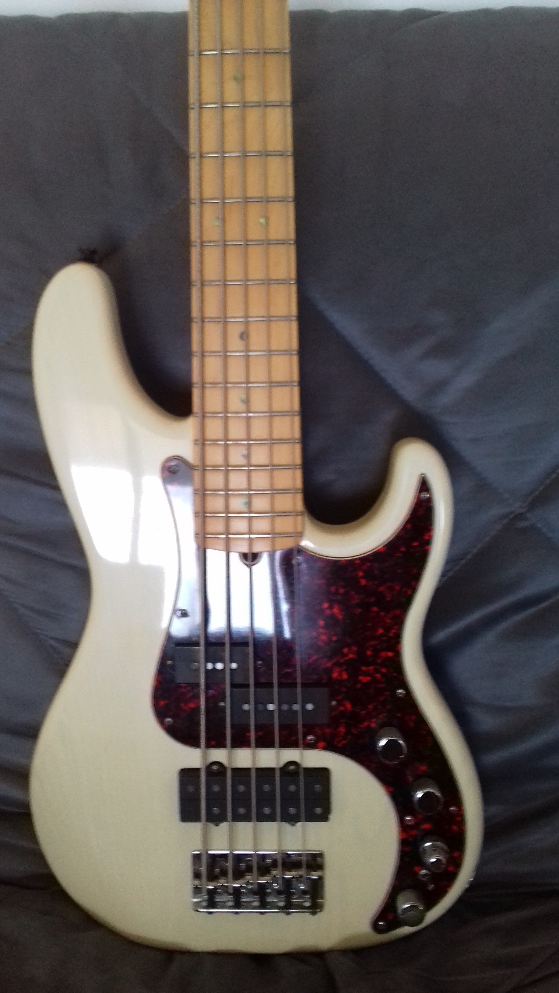 American Deluxe Precision Bass V [2003-2006] Fender - Audiofanzine
