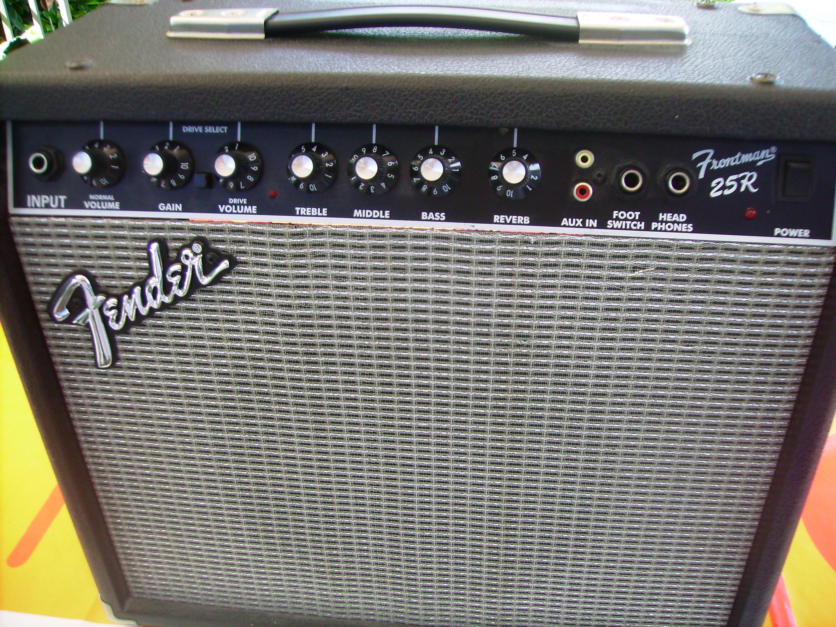Photo Fender FM 25R : Fender Frontman 25R (black) (#266496) - Audiofanzine