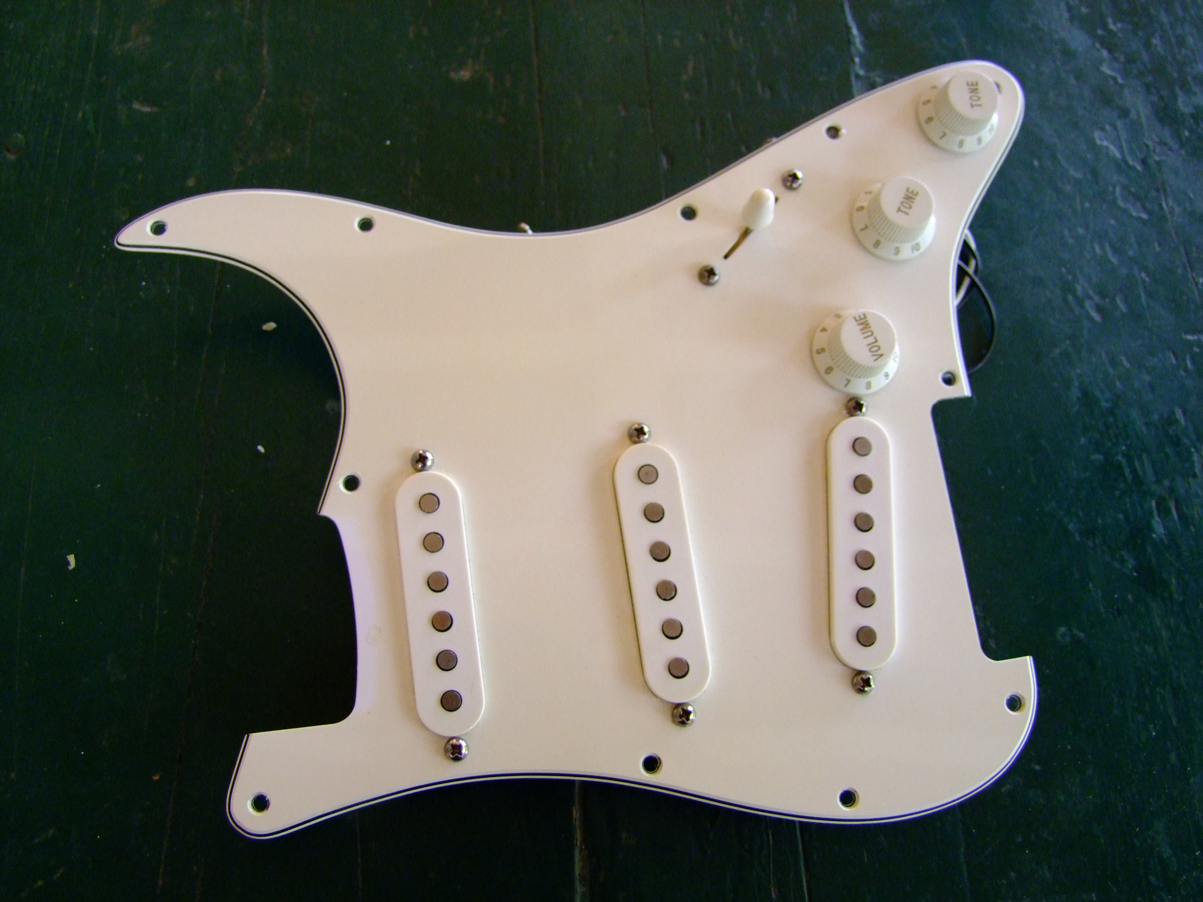 PICKGUARD STRATOCASTER - Fender Pickguard Stratocaster - Audiofanzine