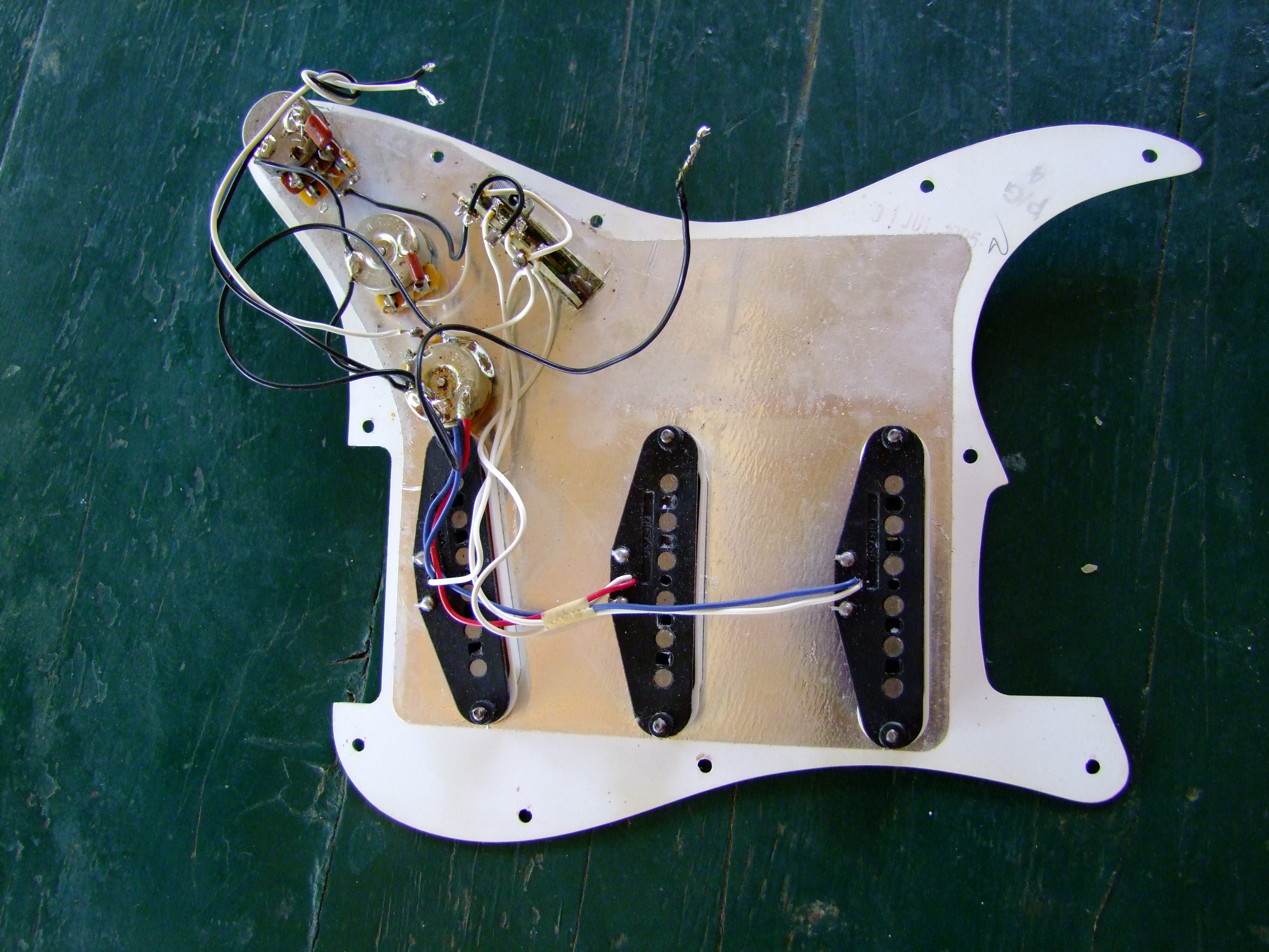 PICKGUARD STRATOCASTER - Fender Pickguard Stratocaster - Audiofanzine