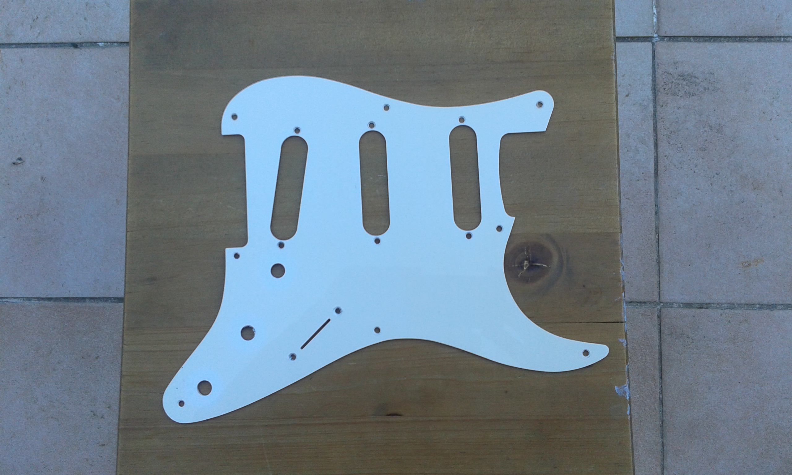 PICKGUARD STRATOCASTER - Fender Pickguard Stratocaster - Audiofanzine