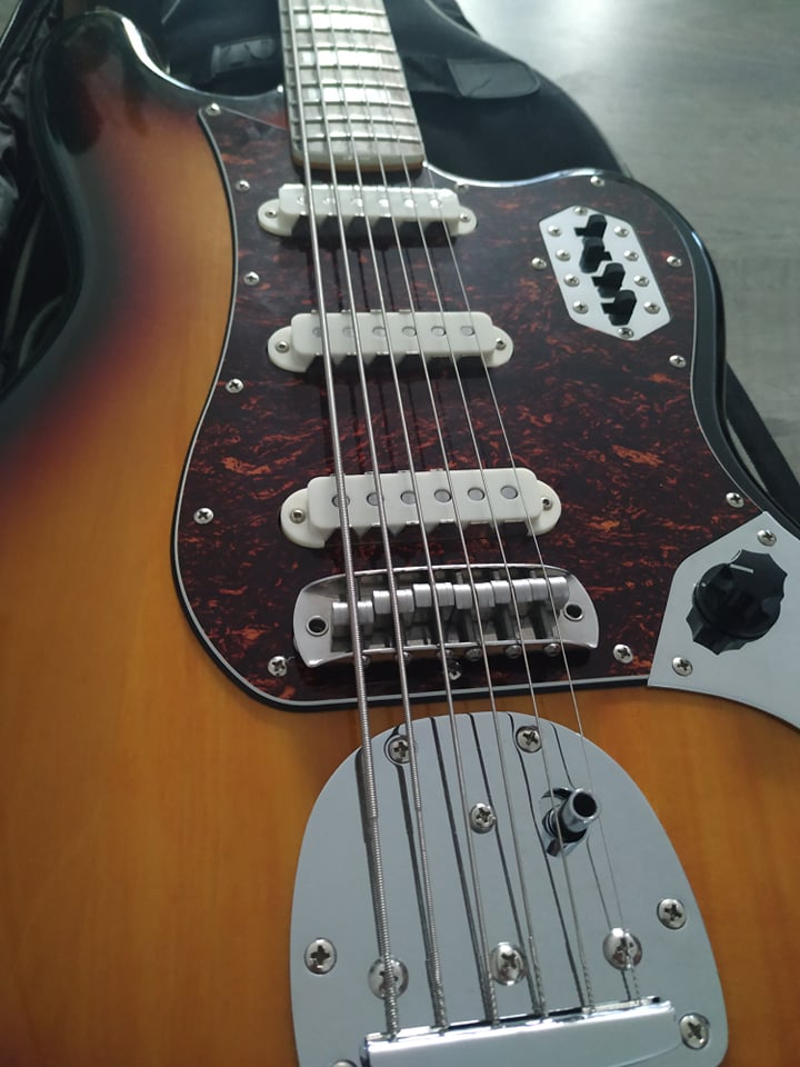 Special Edition Jaguar Baritone Custom Fender - Audiofanzine