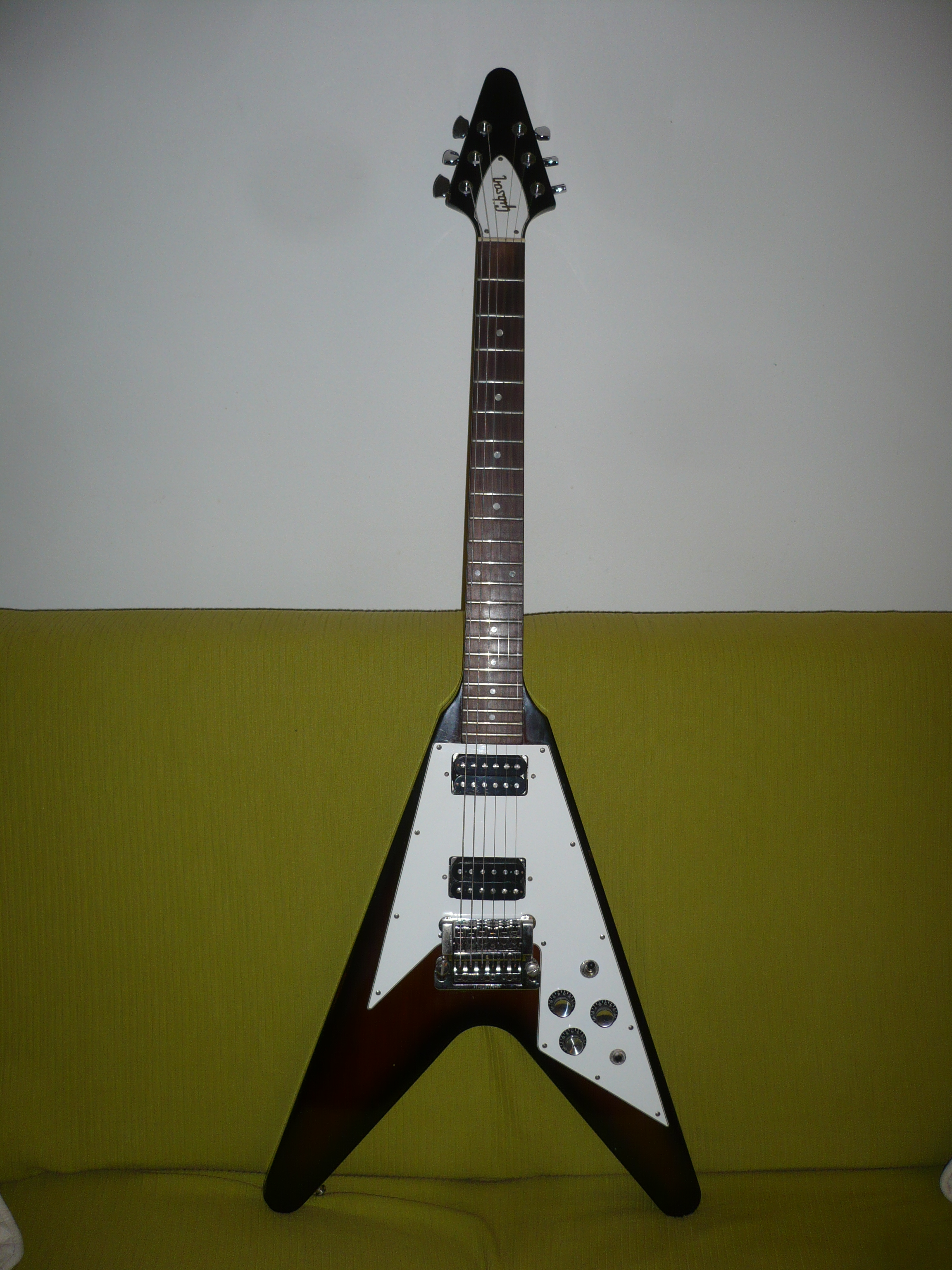 Photo Gibson Flying V '67 Reissue - Dark Sunburst : Gibson FLYING V 67 ...