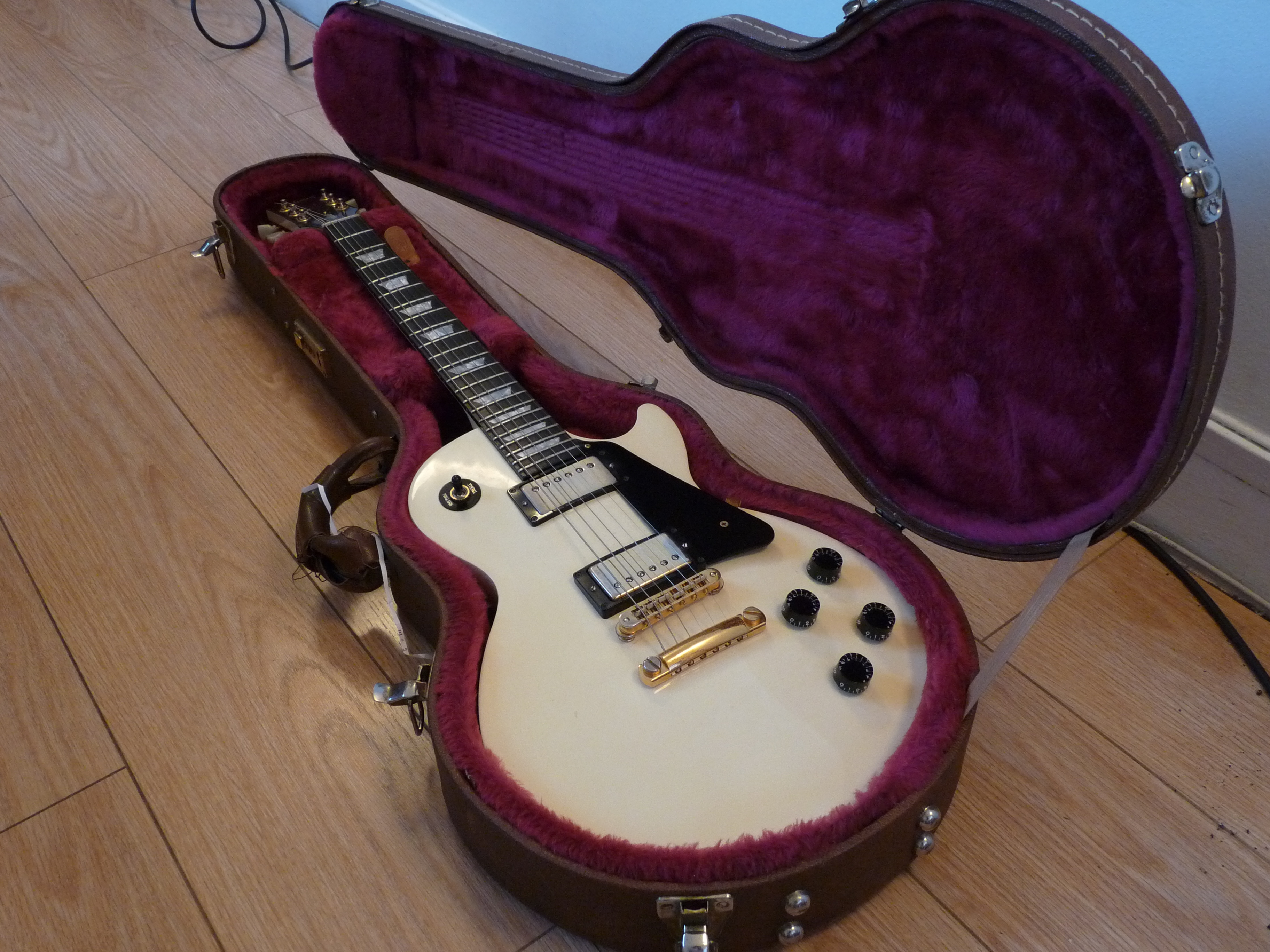 Photo Gibson Les Paul Studio - Alpine White w/ Gold Hardware : Gibson ... Photo Gibson Les Paul Studio - Alpine White w/ Gold Hardware : Gibson ...