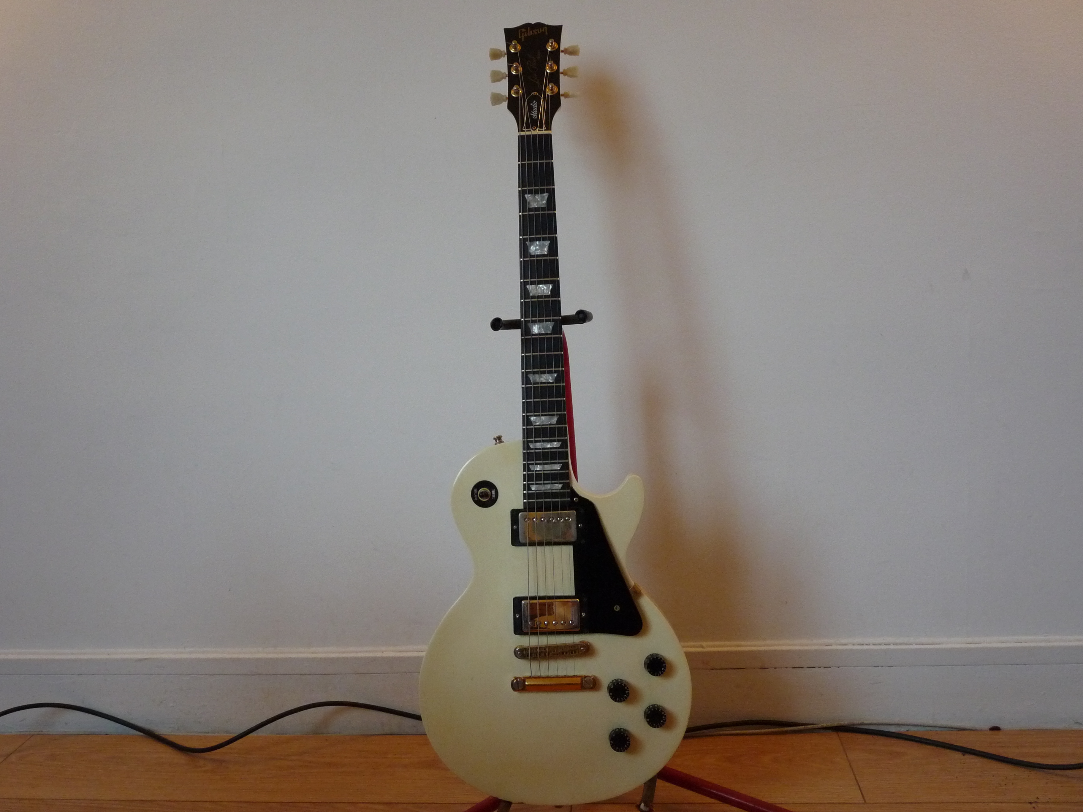 Photo Gibson Les Paul Studio - Alpine White w/ Gold Hardware : Gibson ... Photo Gibson Les Paul Studio - Alpine White w/ Gold Hardware : Gibson ...