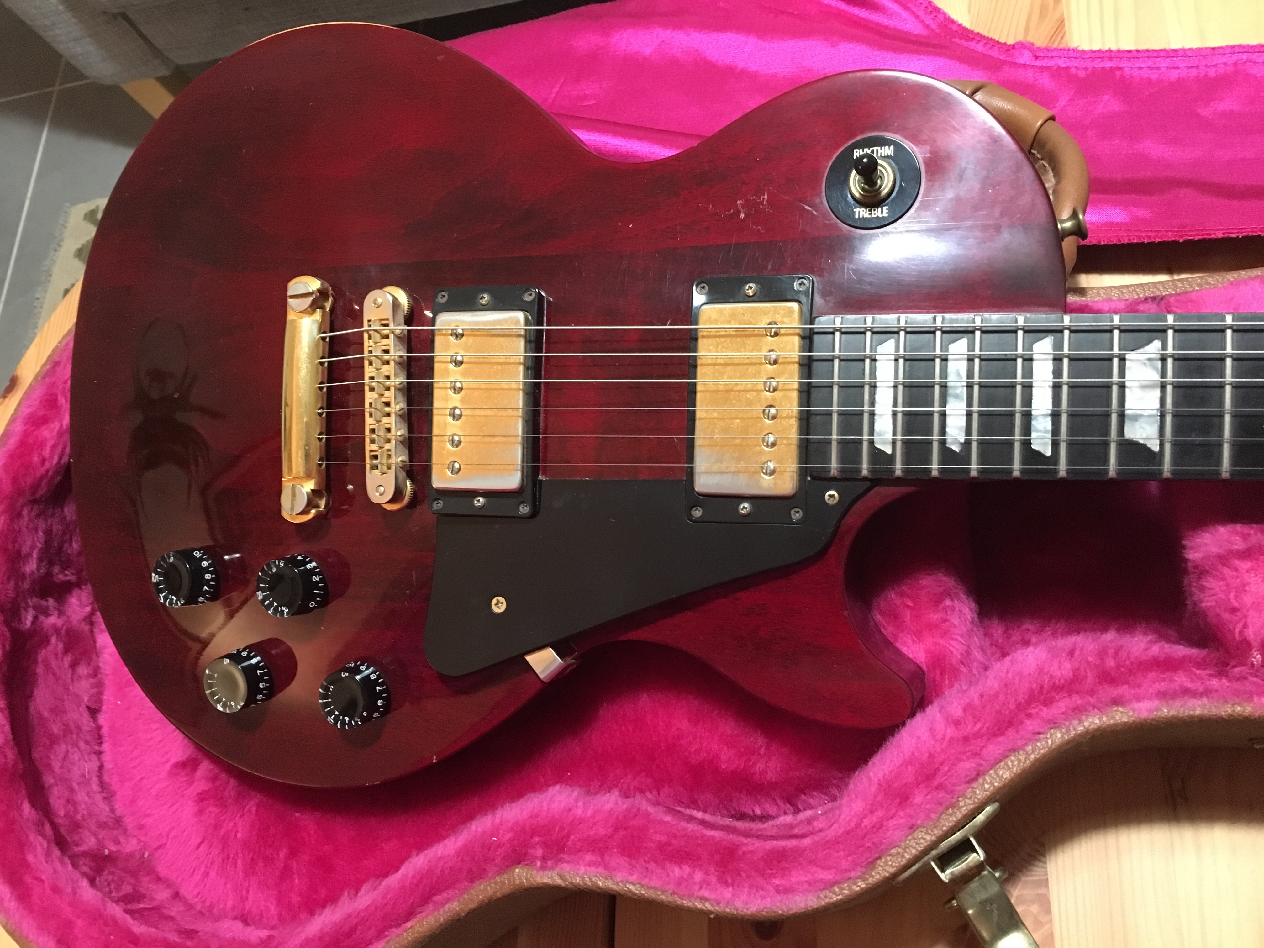 Photo Gibson Les Paul Studio - Wine Red w/ Gold Hardware : Gibson Les ... Photo Gibson Les Paul Studio - Wine Red w/ Gold Hardware : Gibson Les ...